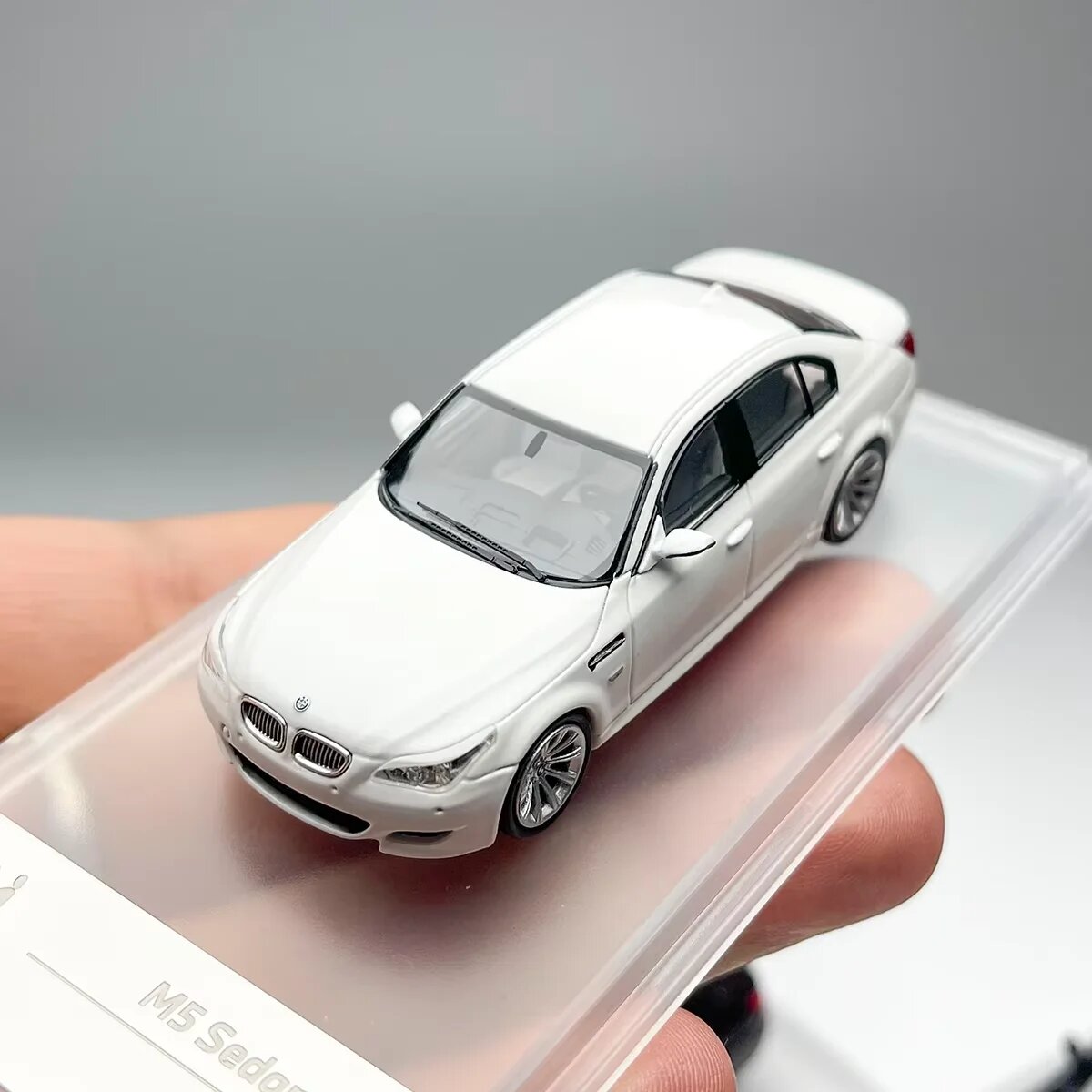 Модель BMW M5 E60 Sedan White 1:64 Bburago