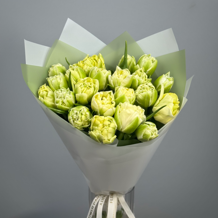 Букет из 21 светлых пионовидных тюльпанов в стильной упаковке. «365 Поводов» - живые цветы с доставкой