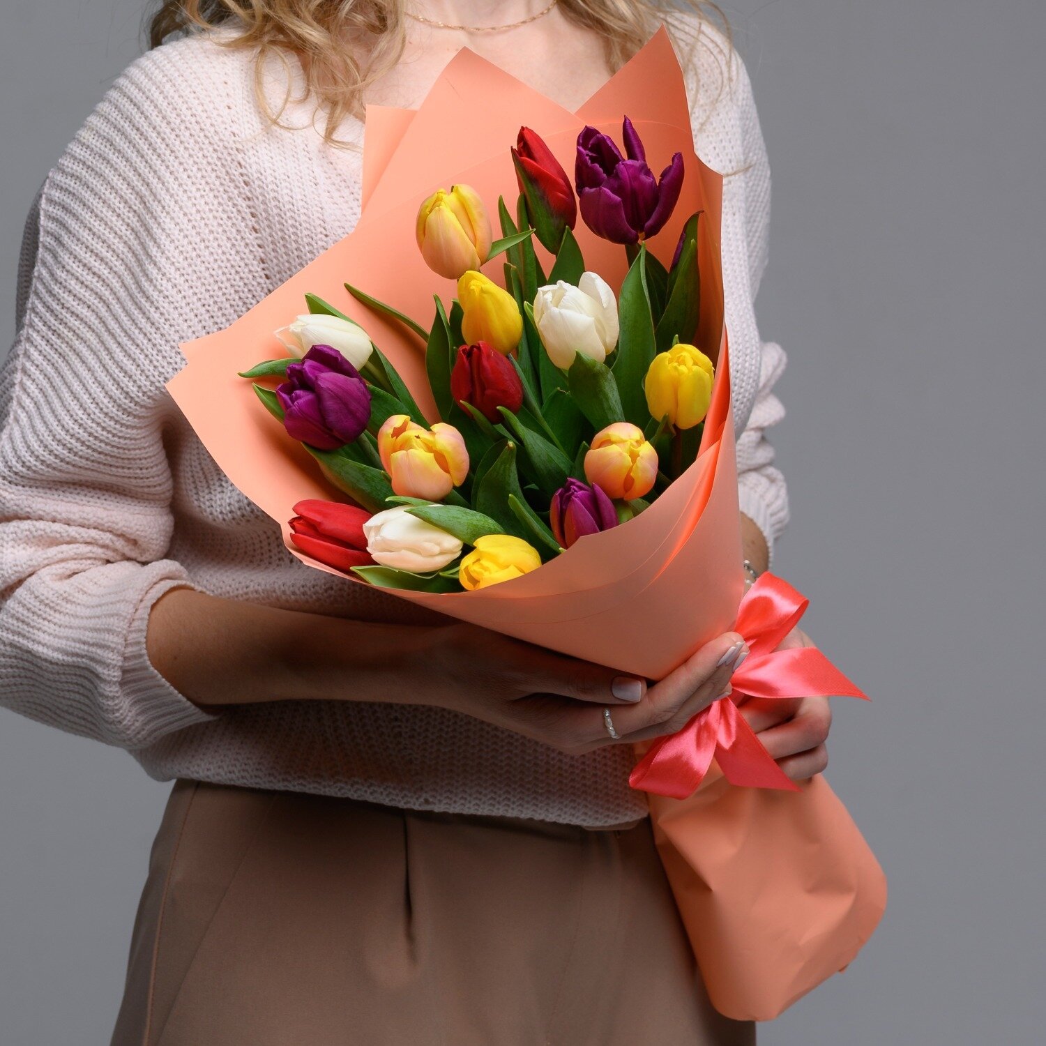 Букет из 15 тюльпана микс, идеальный подарок для любимой девушки