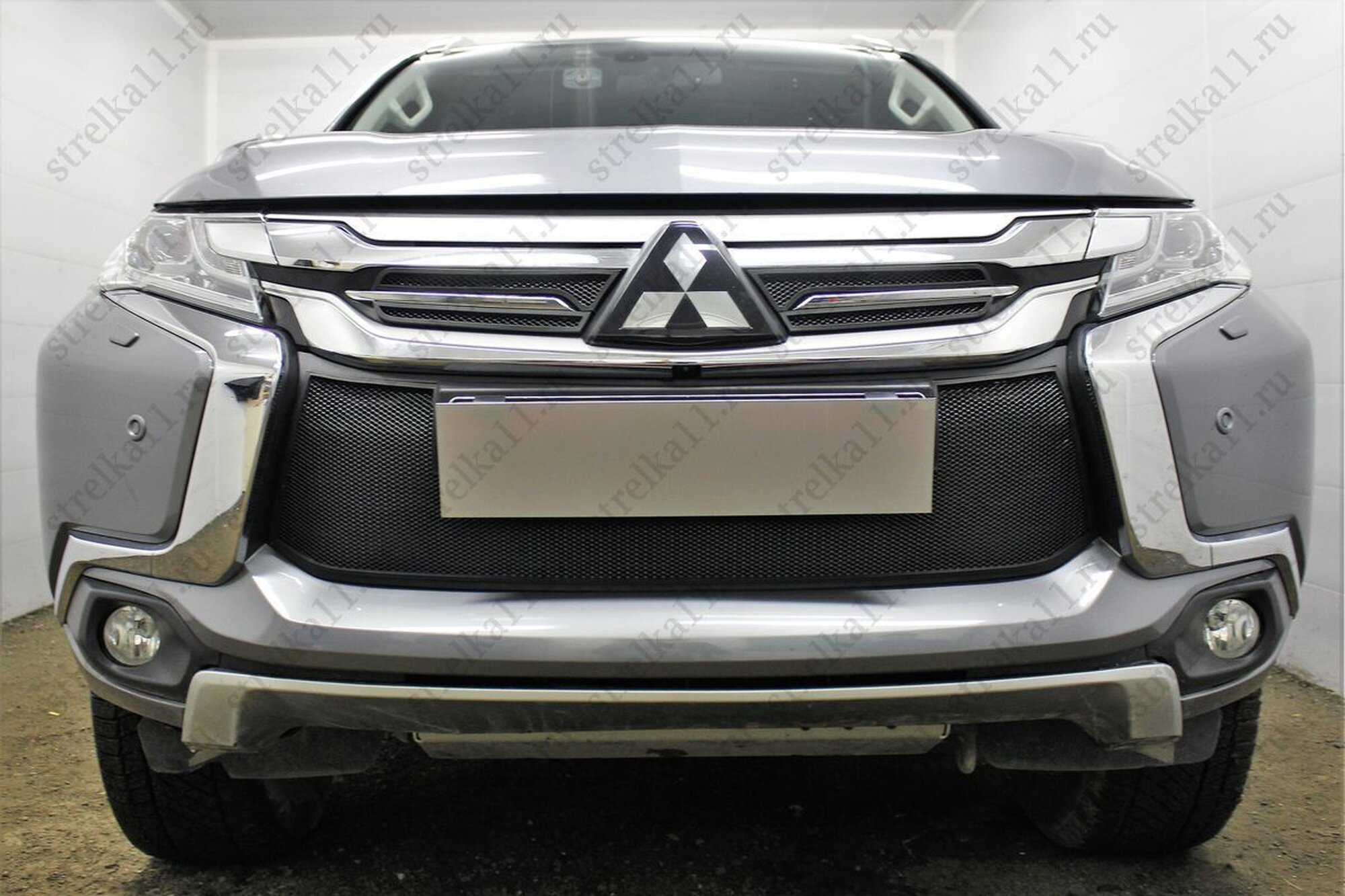 Защитная сетка радиатора с окантовкой и защелками для Mitsubishi Pajero Sport 2016-2021 (III), 5шт