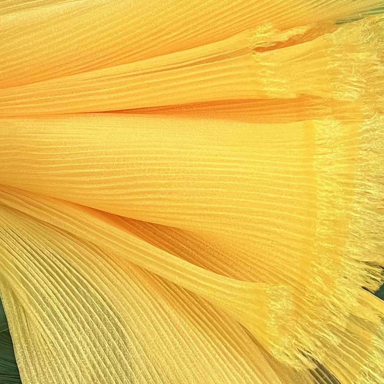 Блестящая складчатая органза в золотисто-желтом цвете для свадебных фонов, стиль Иссей Мияке, роскошная и привлекающая