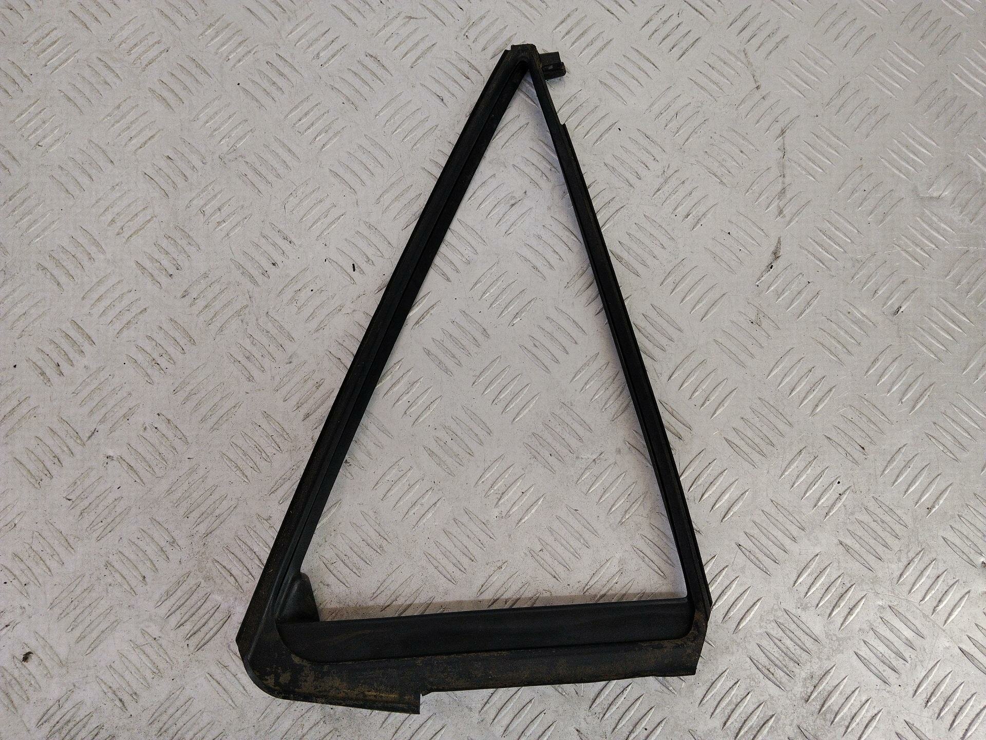 Уплотнитель стекла двери задний правый Mazda 6 2003 G21B72651