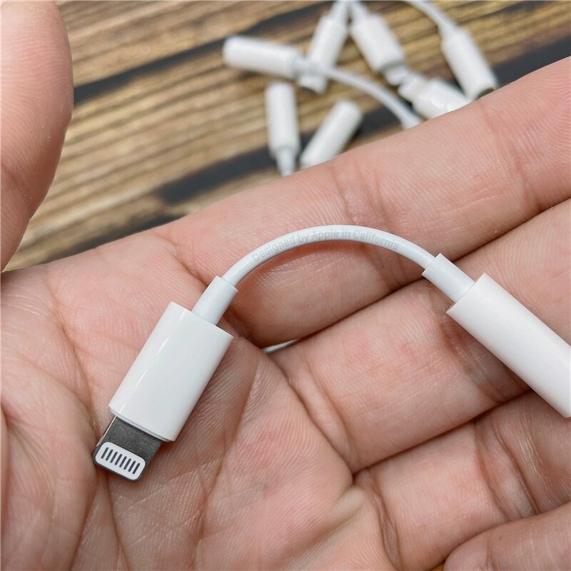 Использованный адаптер Apple Lightning к 3.5 мм разъему, кабель 0.2 м для iPhone 12