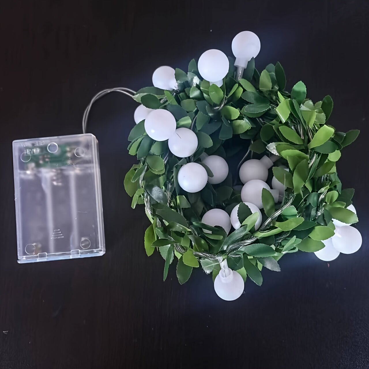 Светодиодная гирлянда с белыми пластиковыми шариками и зеленой лозой, 20 LED, 3 м, питание от батареек, для дома и праздников