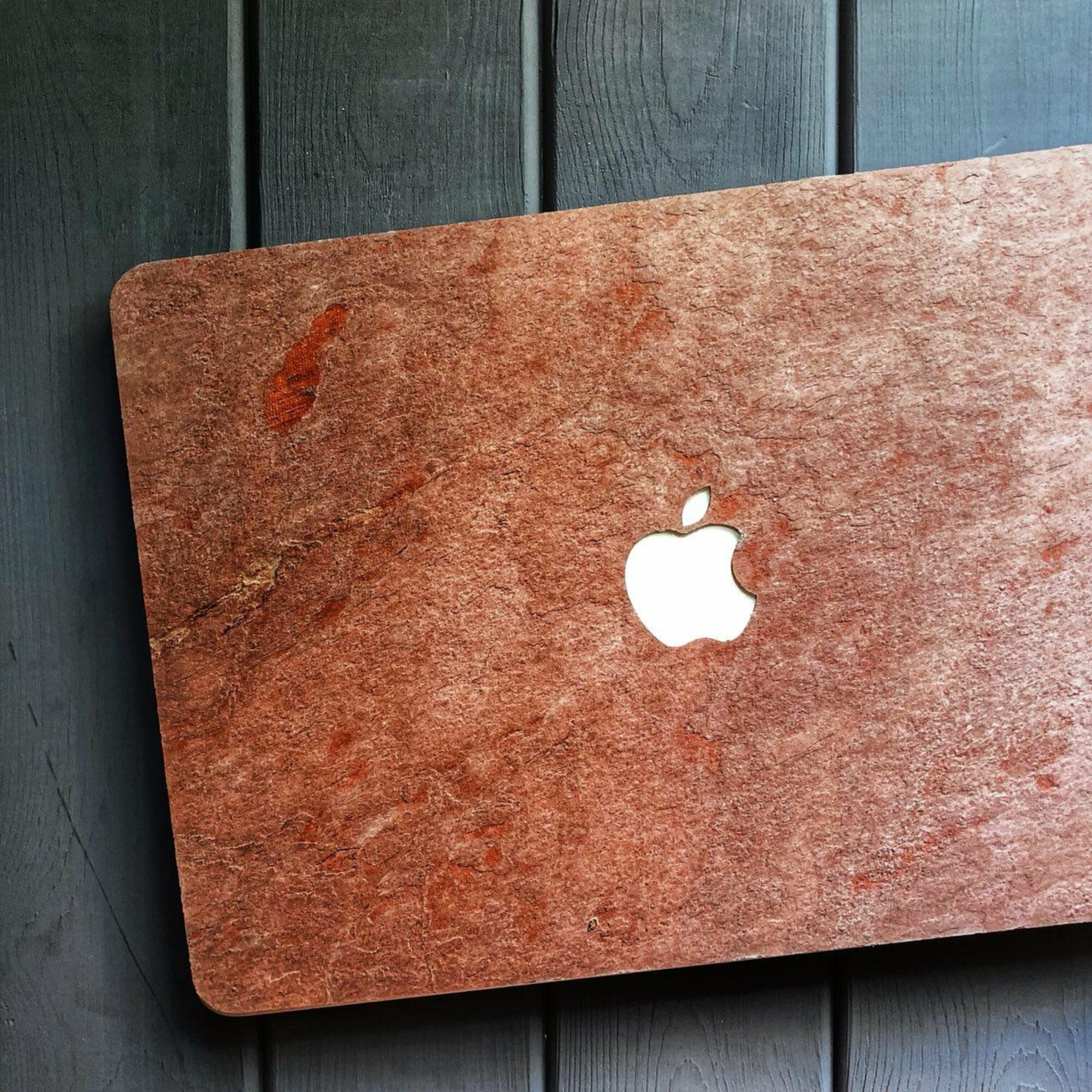 Каменная накладка на MacBook Air 15 M1-М5. Розовый камень