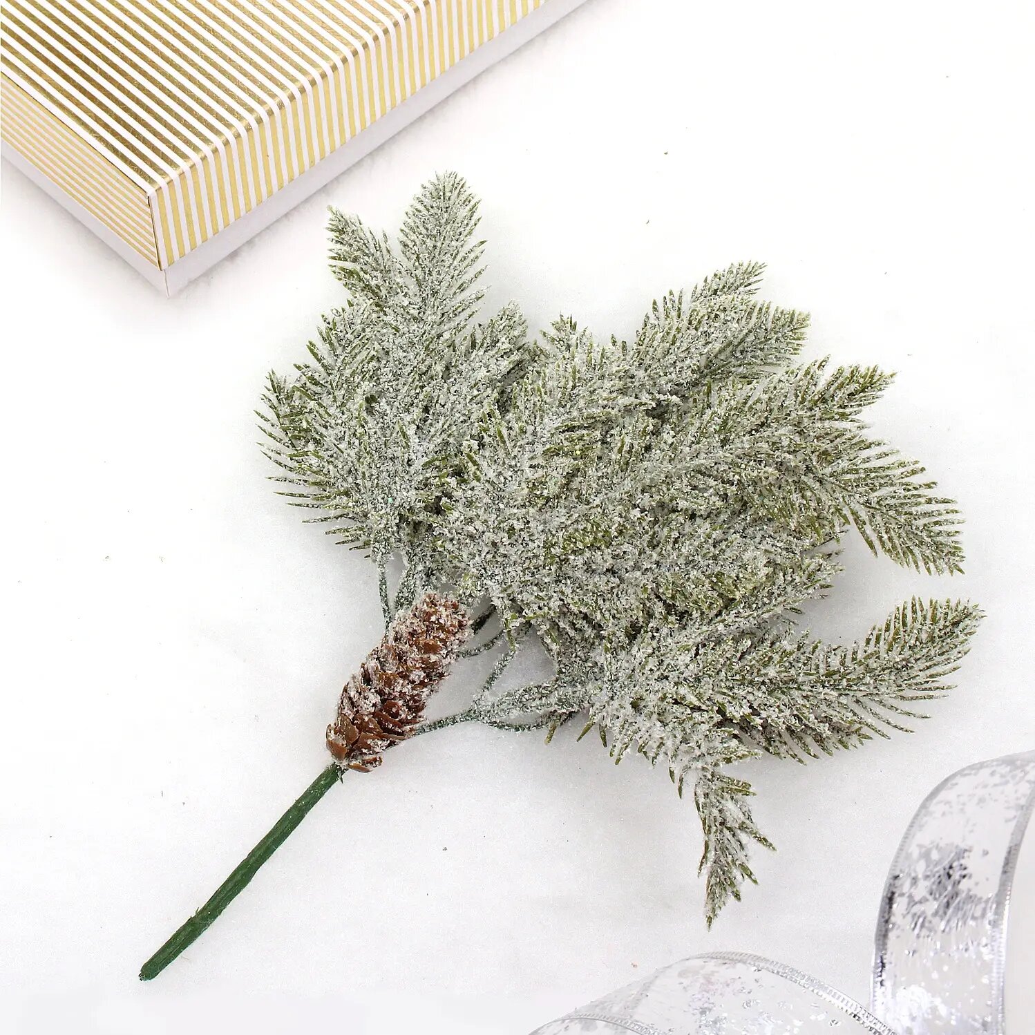 Ветка декоративная "Снежное чудо" 30см, пластик, зелёная хвоя с искусственным снегом и шишкой