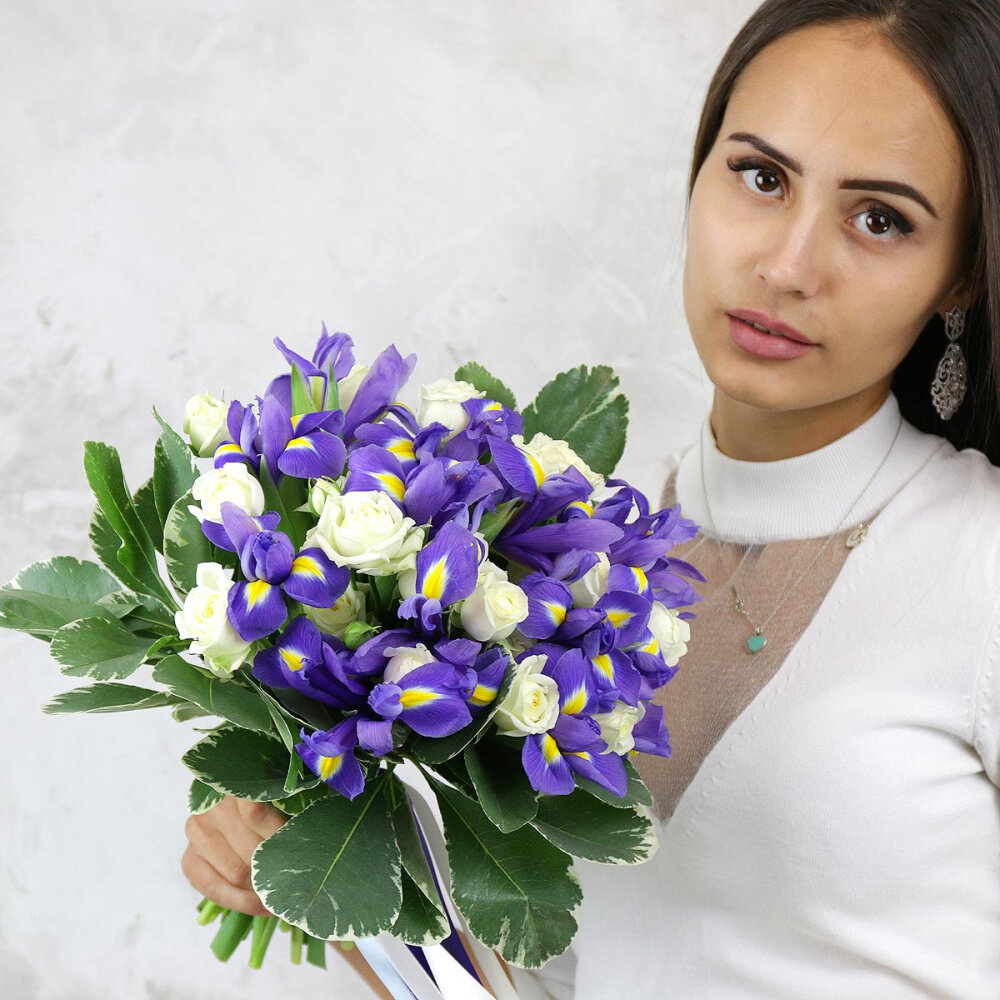 Букет Букет Маркет, ирисы, розы, питоспорум, 32см, под ленту
