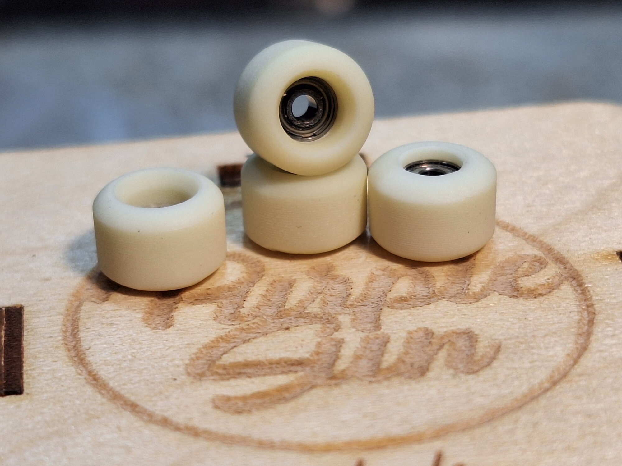 Колеса для фингерборда PurpleSun 7.5х5.0мм белого цвета