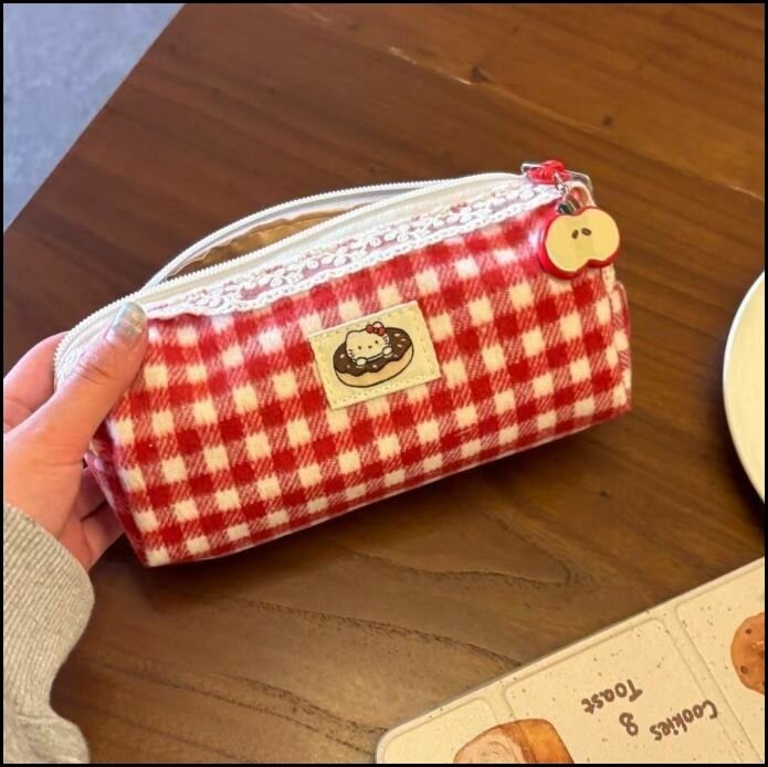 Красный клетчатый пенал с 2 бесплатными брелоками