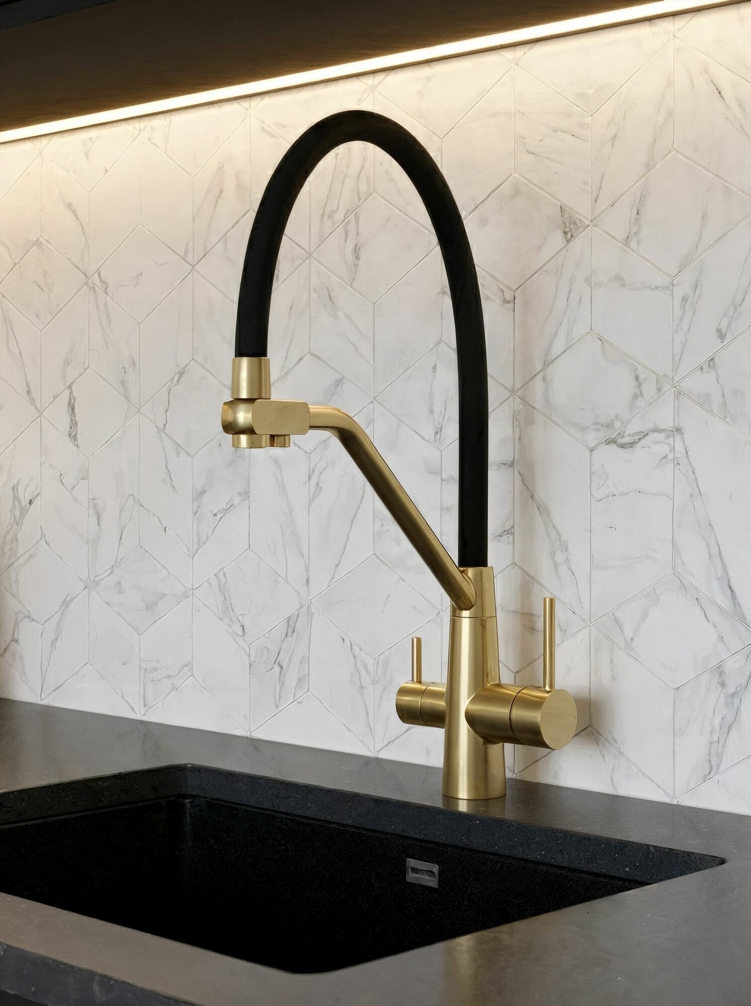 Смеситель для кухни с подключением под фильтр для питьевой воды / с съемным изливом / высокий, поворотный / матовое золото, черный