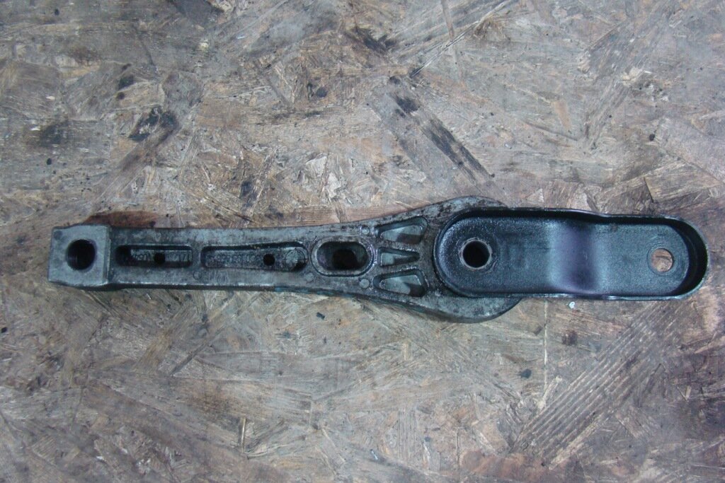 VW Passat B6 Опора двигателя задняя 3C0199855A