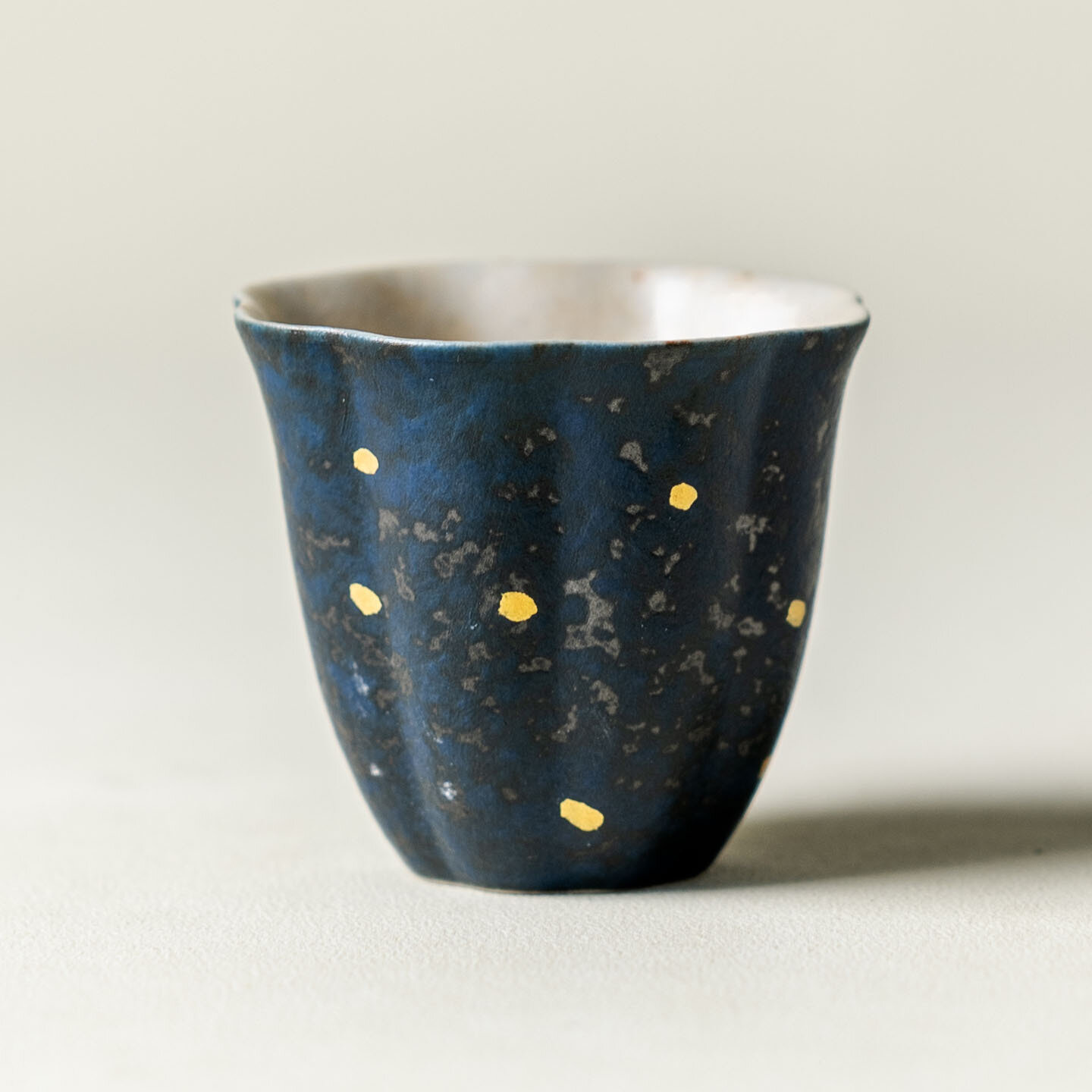 Грубая керамика, прослеживающая золотой цветок, божья чайная чашка, керамическая чайная чашка синего цвета