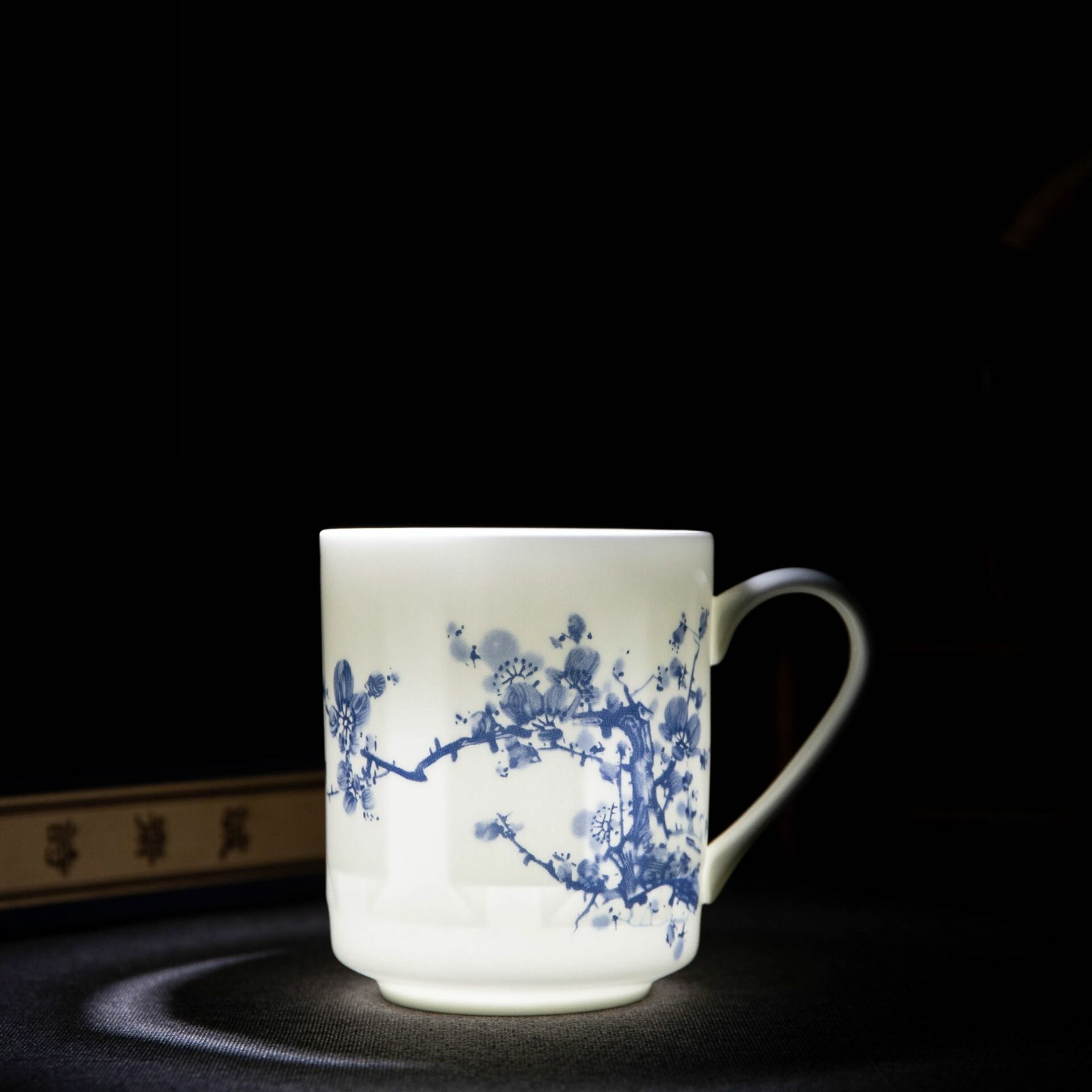 Горячая продажа SG Чашка из костяного фарфора Цзиндэчжэнь Чашка для офисных встреч Керамическая чашка с крышкой Чайная чашка Большой объем Сине-белая чашка для воды Сине-белая фарфоровая чашка