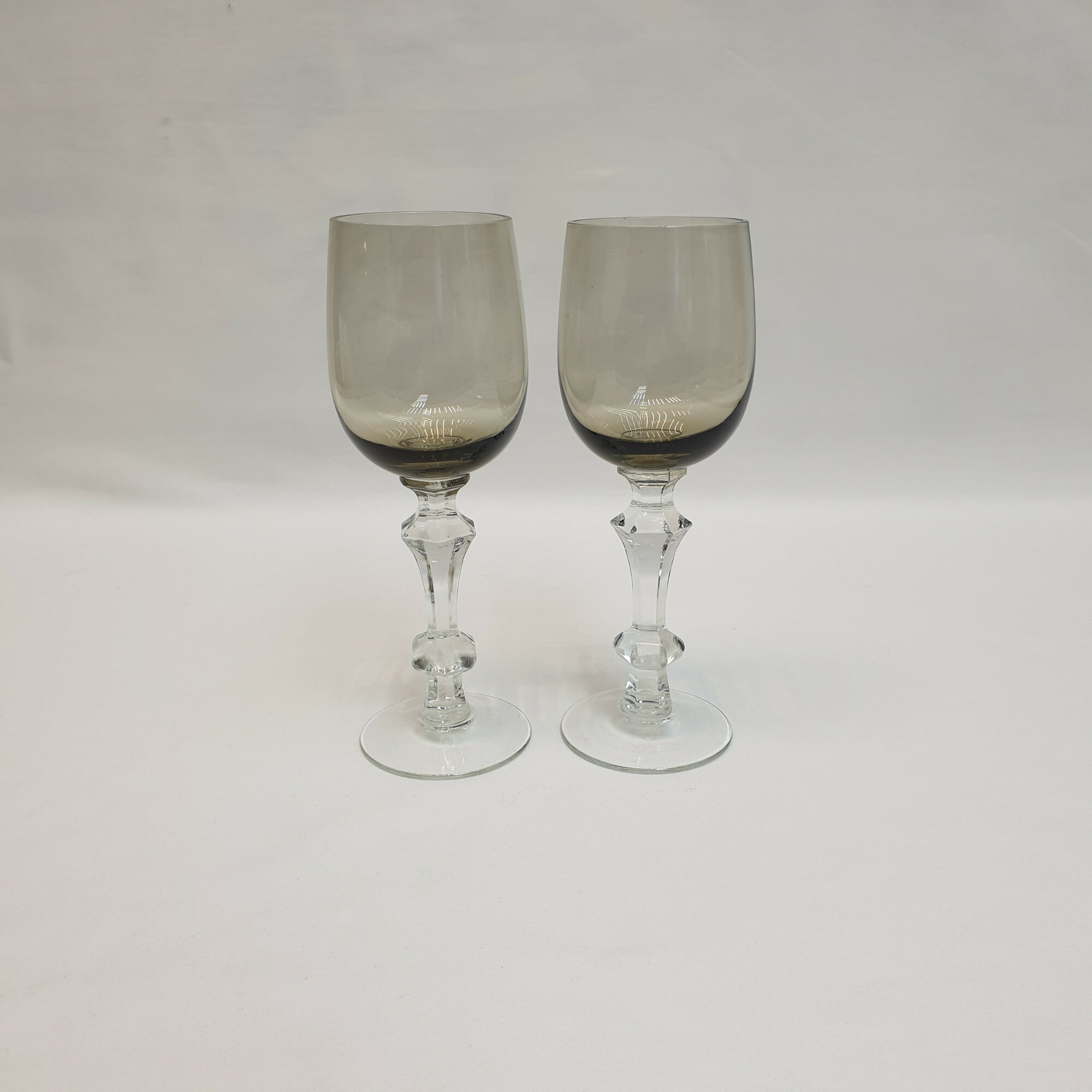 Пара бокалов 17 см, дымчатое стекло, фигурная ножка, 150 мл. Винтаж, СССР.