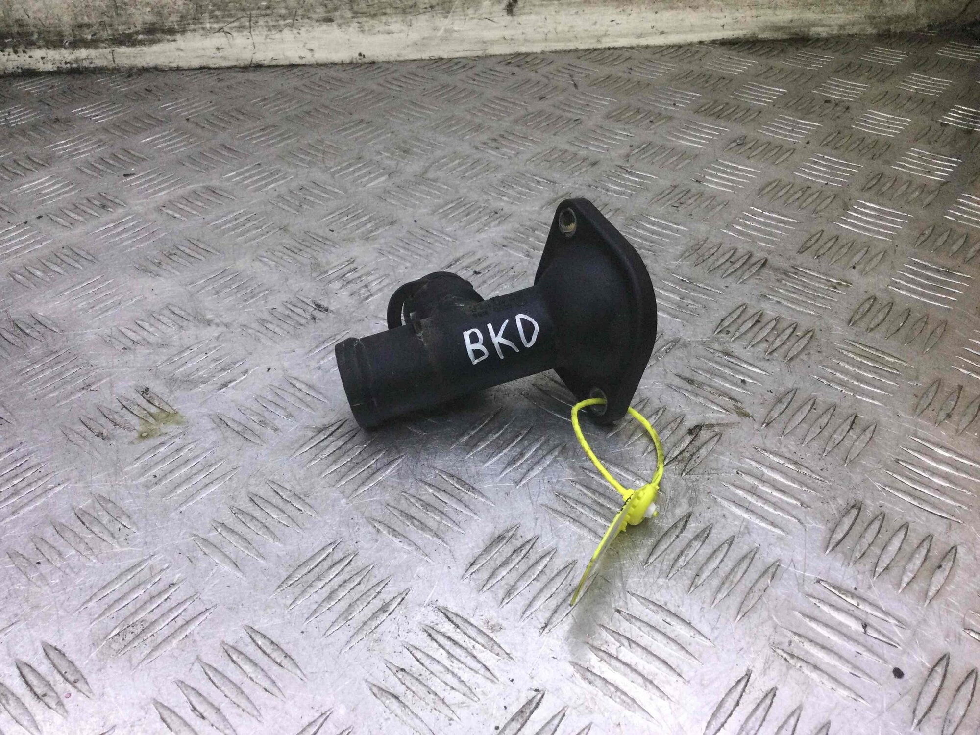 Б/У Фланец (тройник) системы охлаждения Volkswagen Passat B6 (2005-2010) 2007 г.