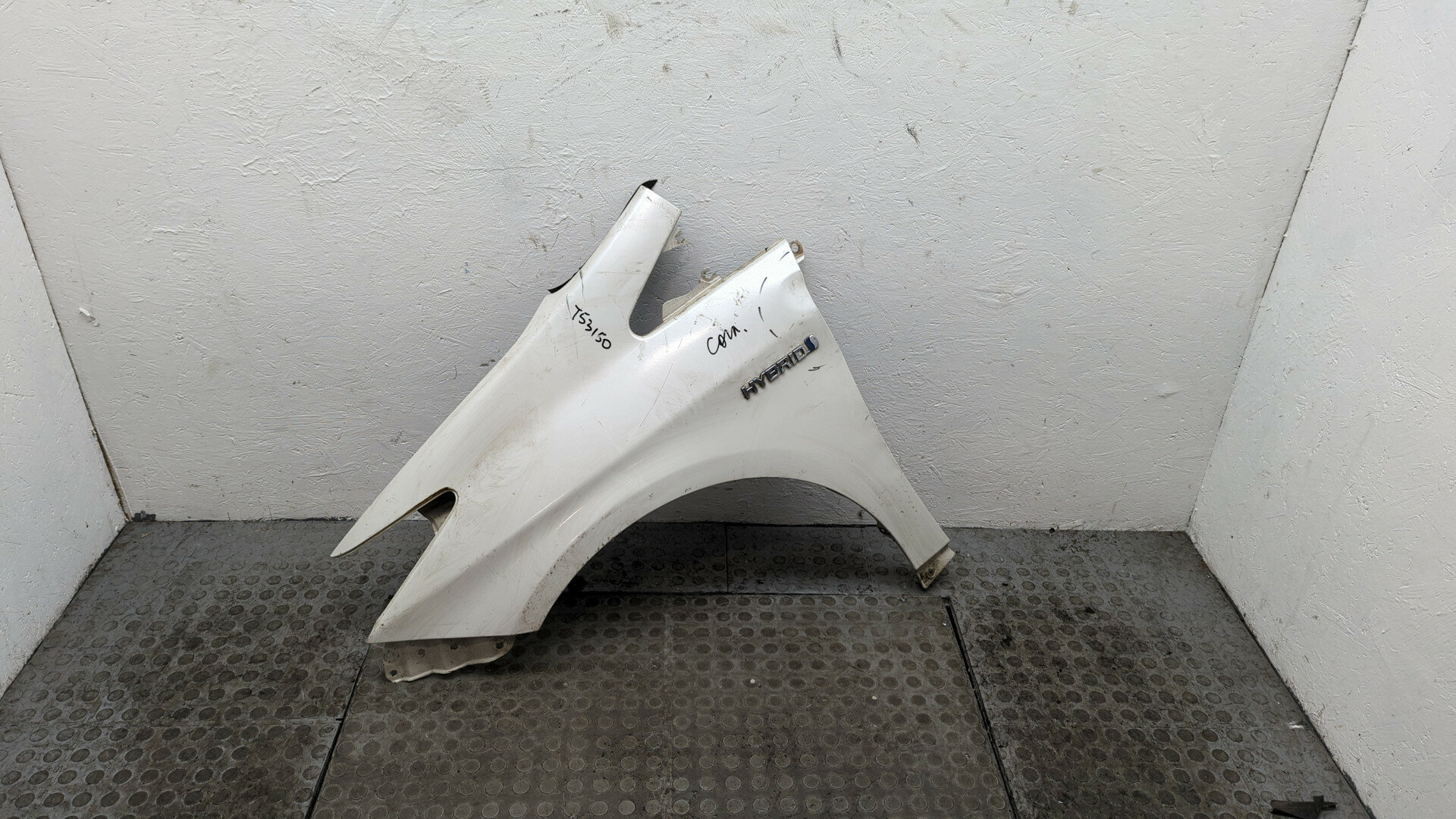Крыло левое переднее Toyota Prius Б/У
