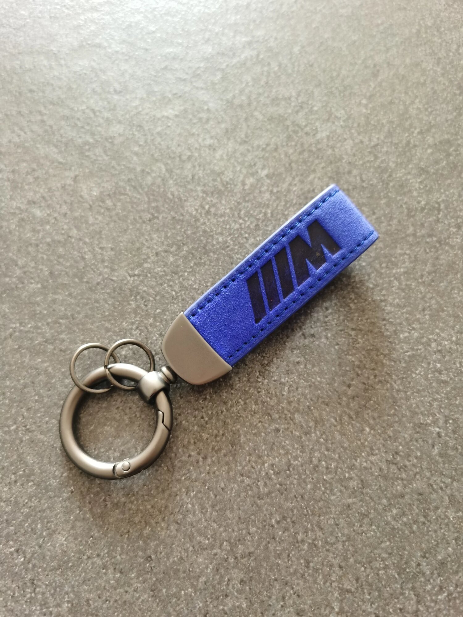 Брелок для ключей BMW, подвеска-подкова из натуральной замши и металла, матовый красный синий