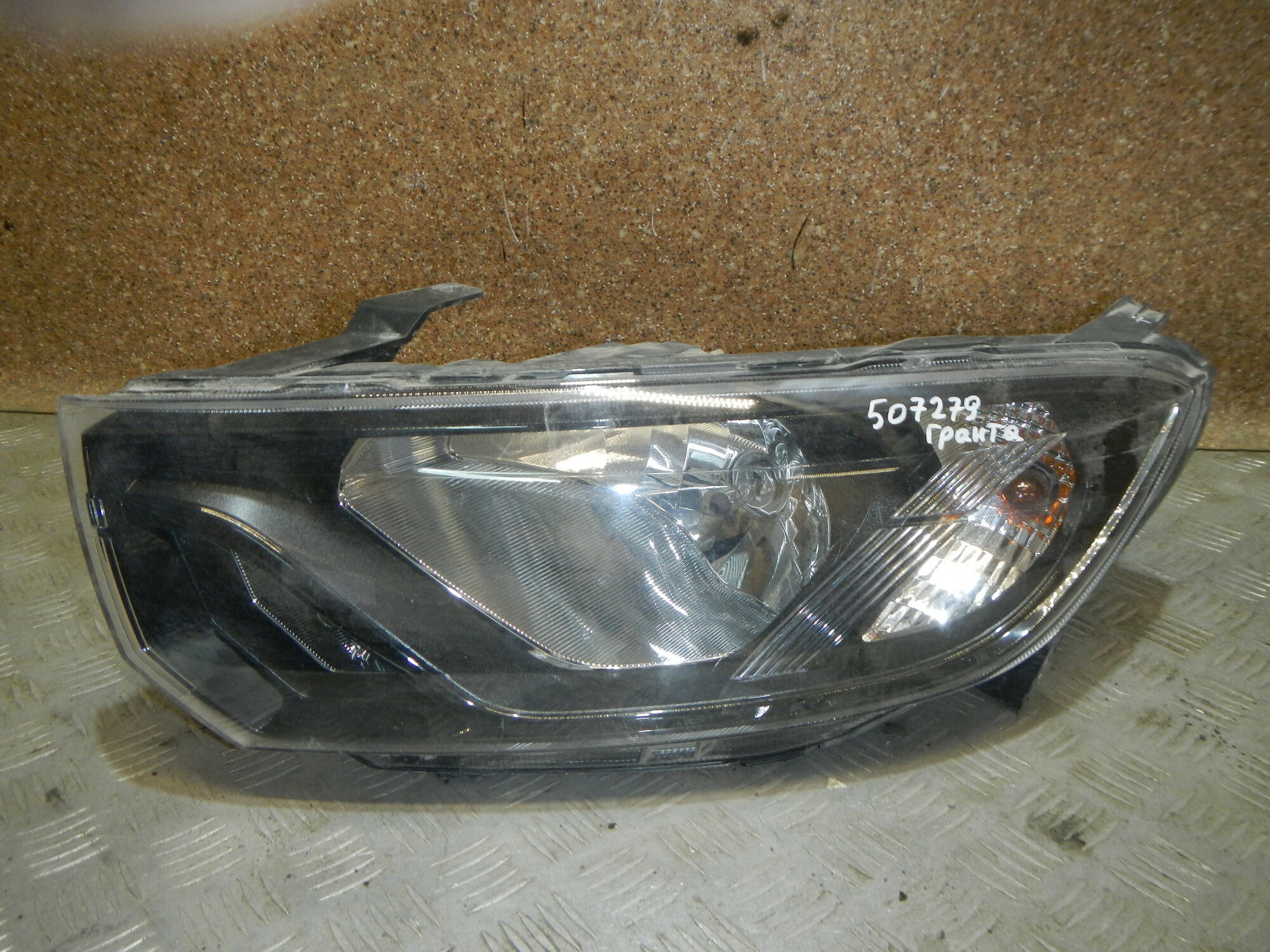 Б/У Фара левая, ВАЗ (VAZ)-LADA GRANTA (гранта) FL (18-) LADA GRANTA (Гранта) FL (18-) Сломано 3 крепления, сломана 1 нап...