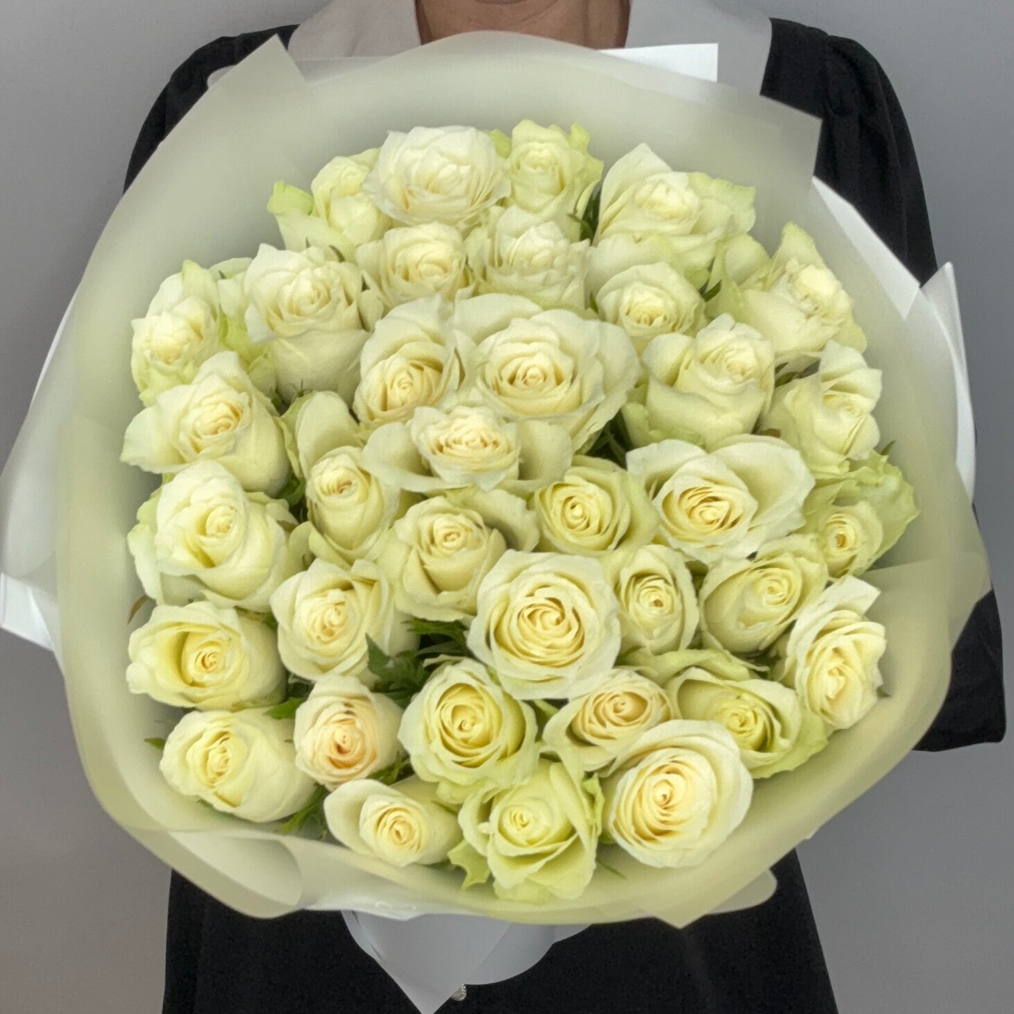 35 белых роз , Кенийский сорт , высота 40 сантиметров , монобукет
