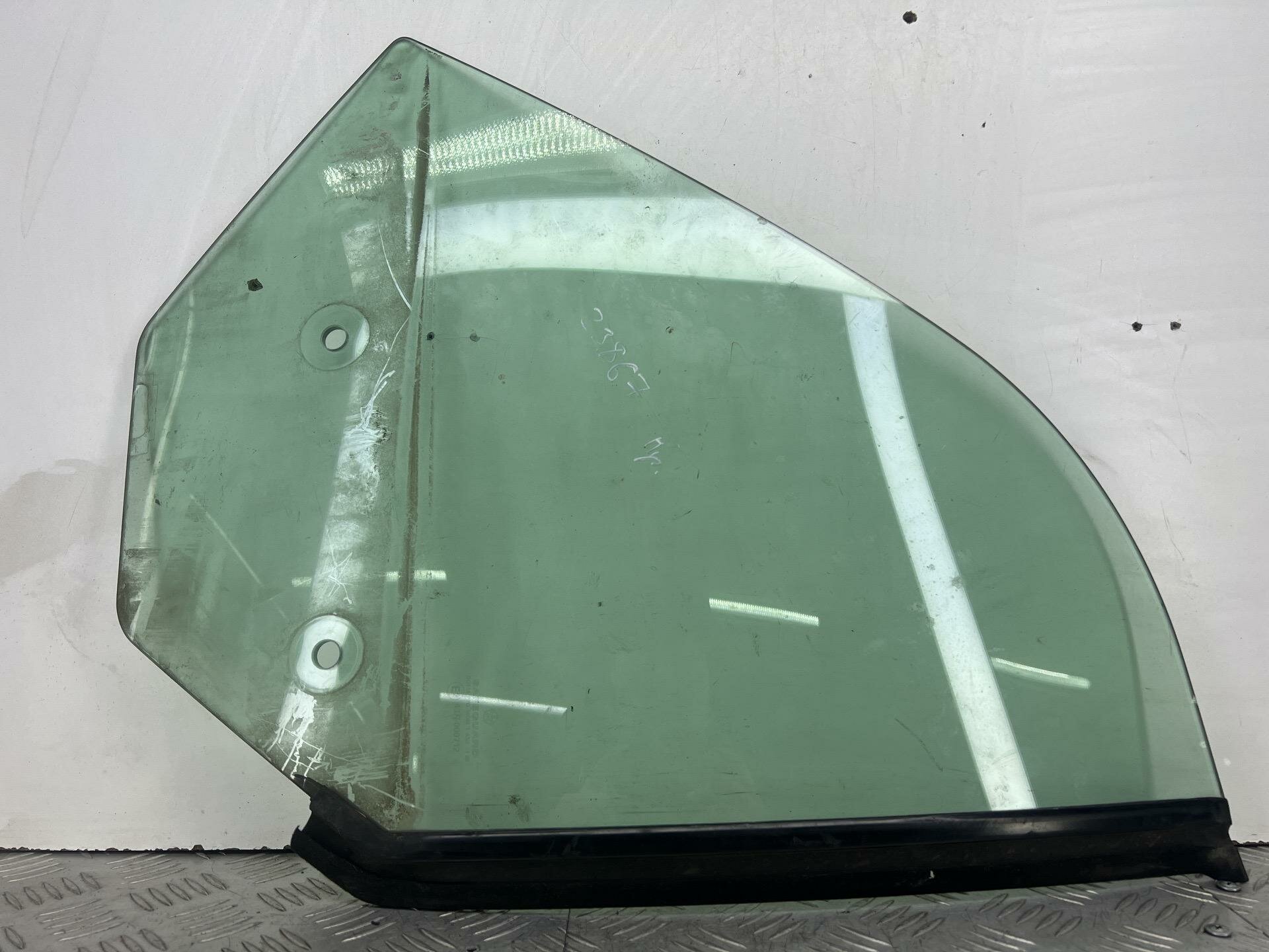 Стекло кузовное заднее правое Chrysler Sebring 2 2001