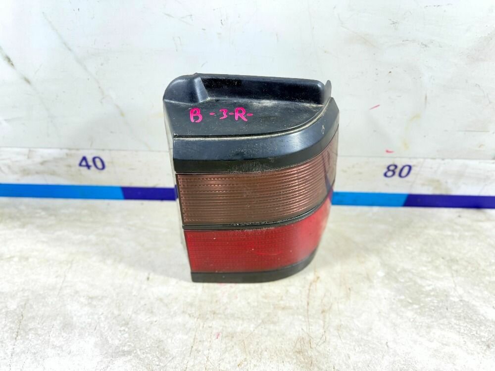 Фонарь задний правый VW Passat B3 333945112