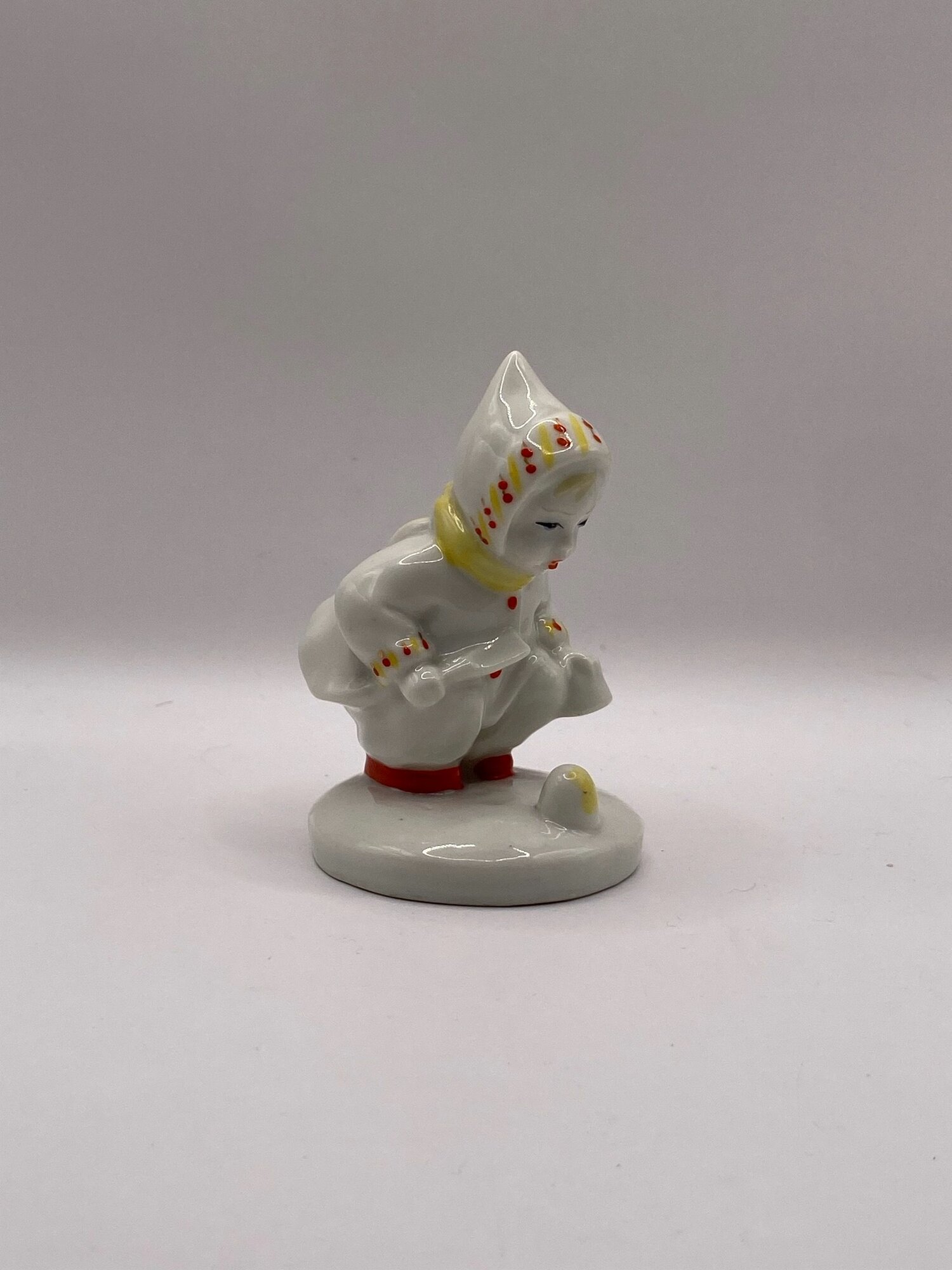 Статуэтка "Никитка" Куличики. В песочнице. Лзфи. СССР. Фарфор. Высота: 10 см.