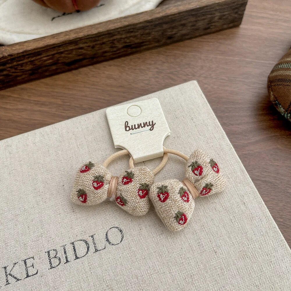 Милые заколки для волос с бантиком и клубничной вышивкой eTya (2 штуки) beige-hair tie