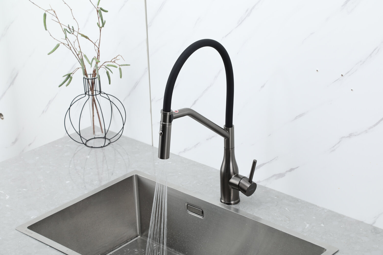 Смеситель для кухни Gappo G4098-19 с гибким изливом, латунь, оружейная сталь