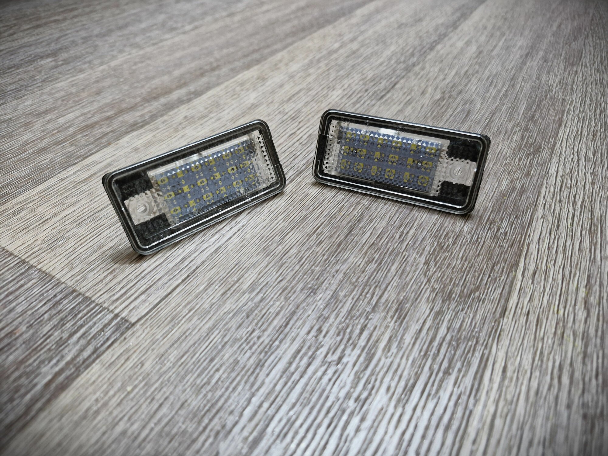 Плафоны фонари диодные LED подсветки номерного знака (2 шт.) на Ауди Audi A3 A4 S4 RS4 B6 B7 A6 RS6 S6 C6 S5 Q7 A8 S8