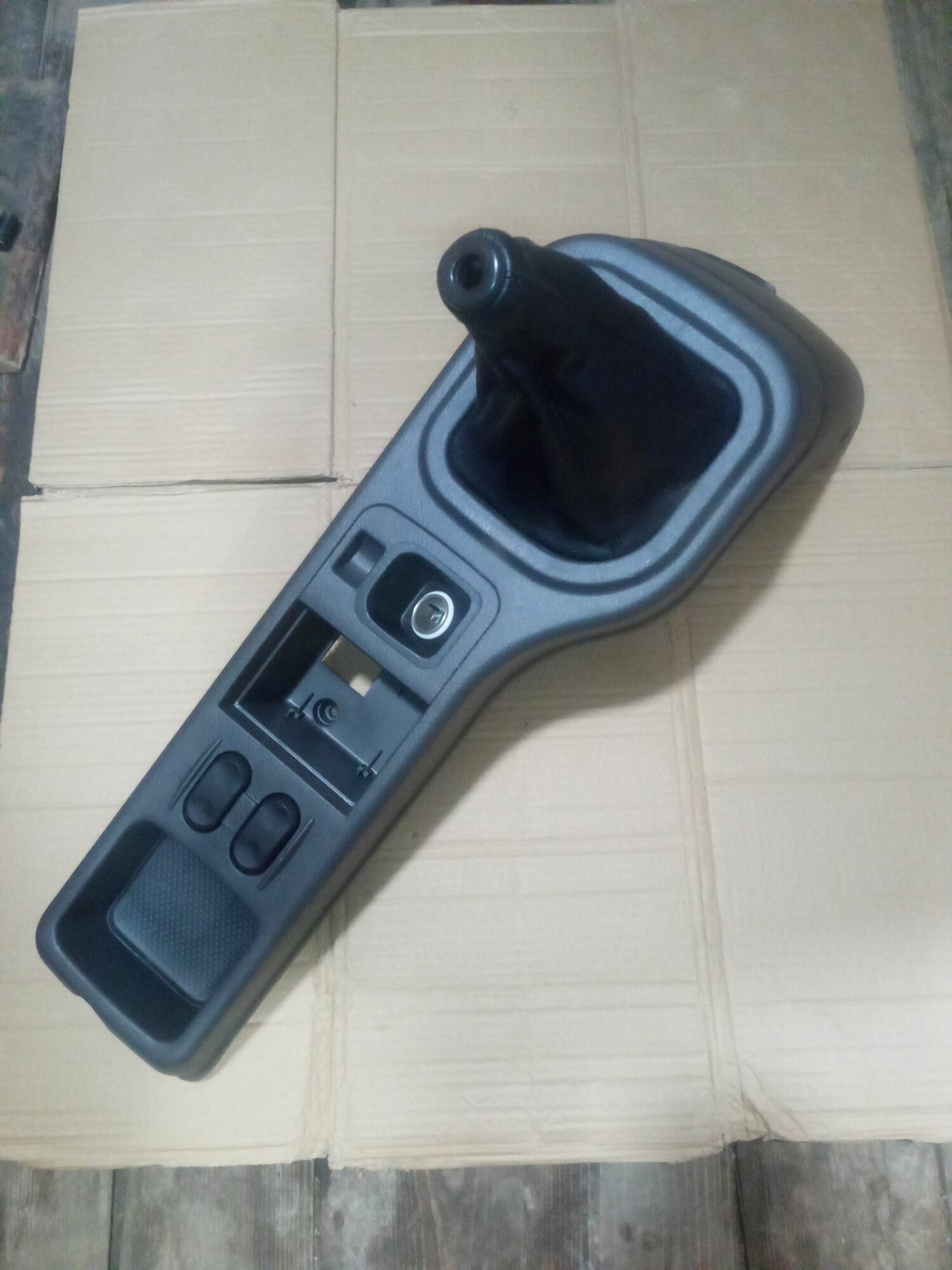 Облицовка ручки КПП Hyundai HD-120. Напольная консоль HD-120. арт. 83300-6А102