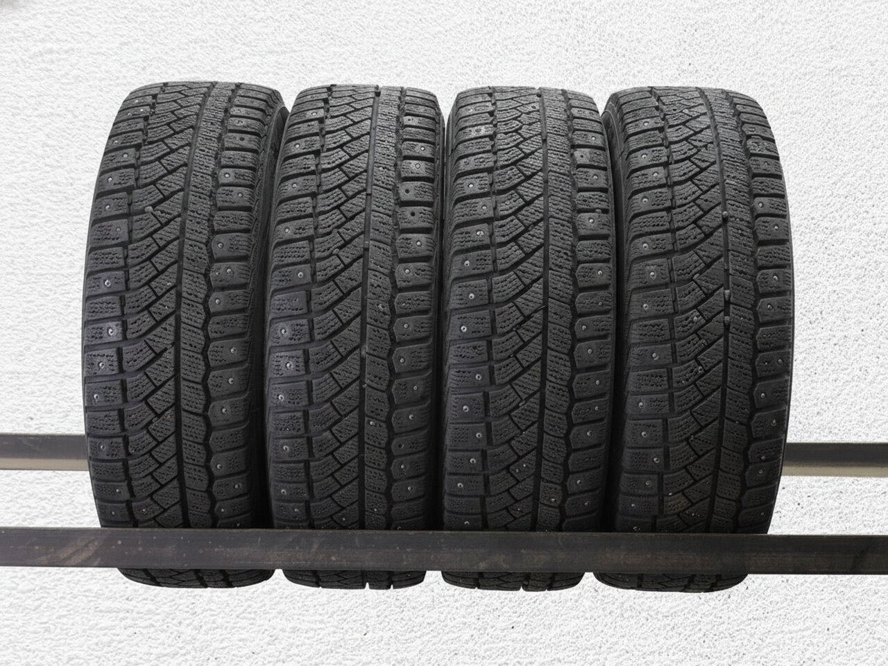 Комплект (4 шт) зимних БУ шин шипованные Viatti Brina Nordico V-522 195/65 R15 10% износ TSB053061