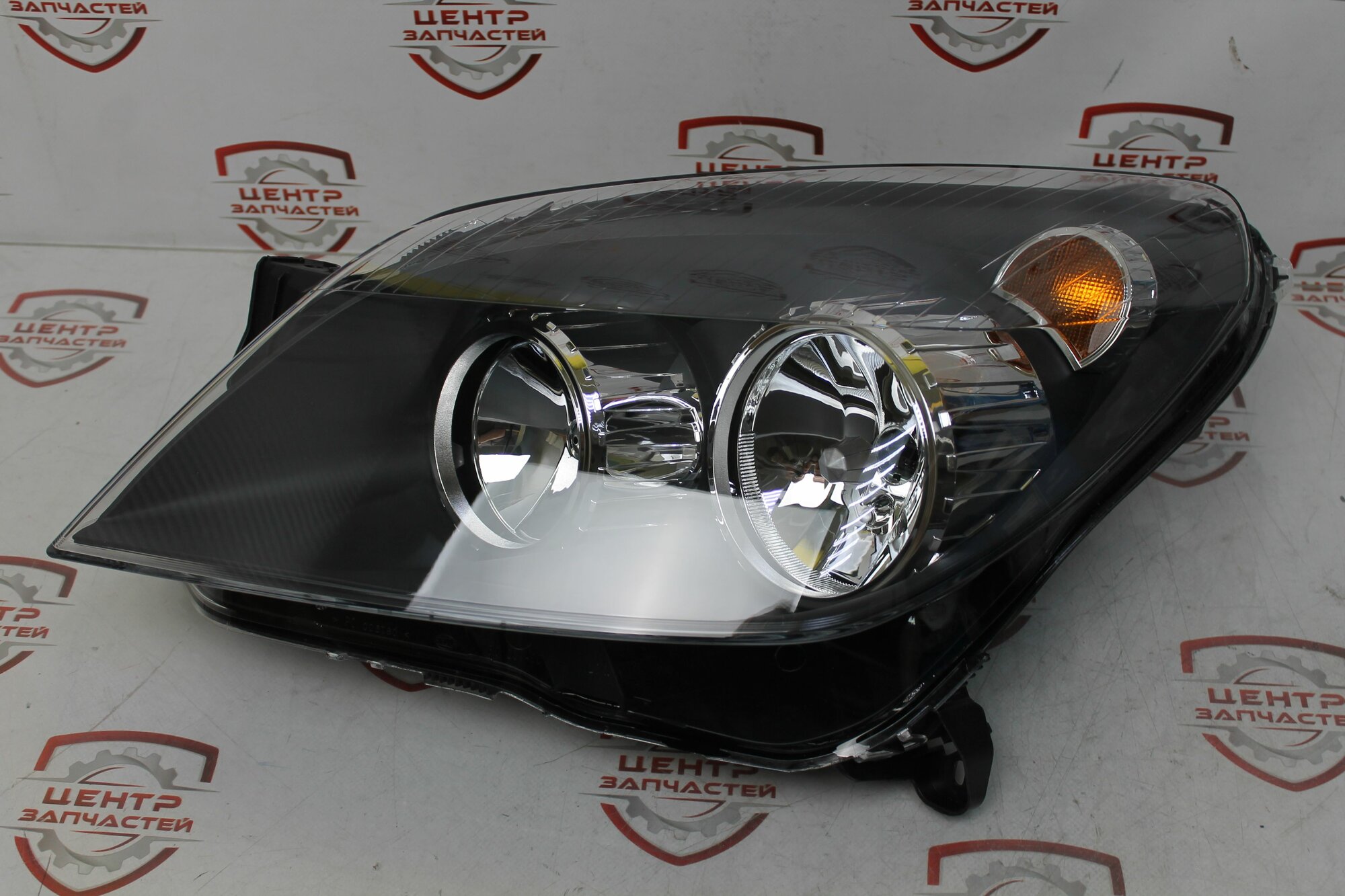 Фара передняя левая HELLA 1EG270370311