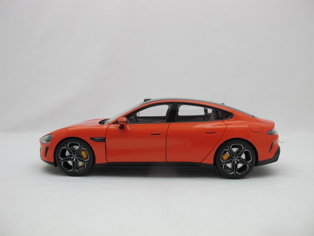 Модель автомобиля уменьшенная Xiaomi SU7 1/18 Die-cast Model Car Lava Orange (BHR08KOGL)