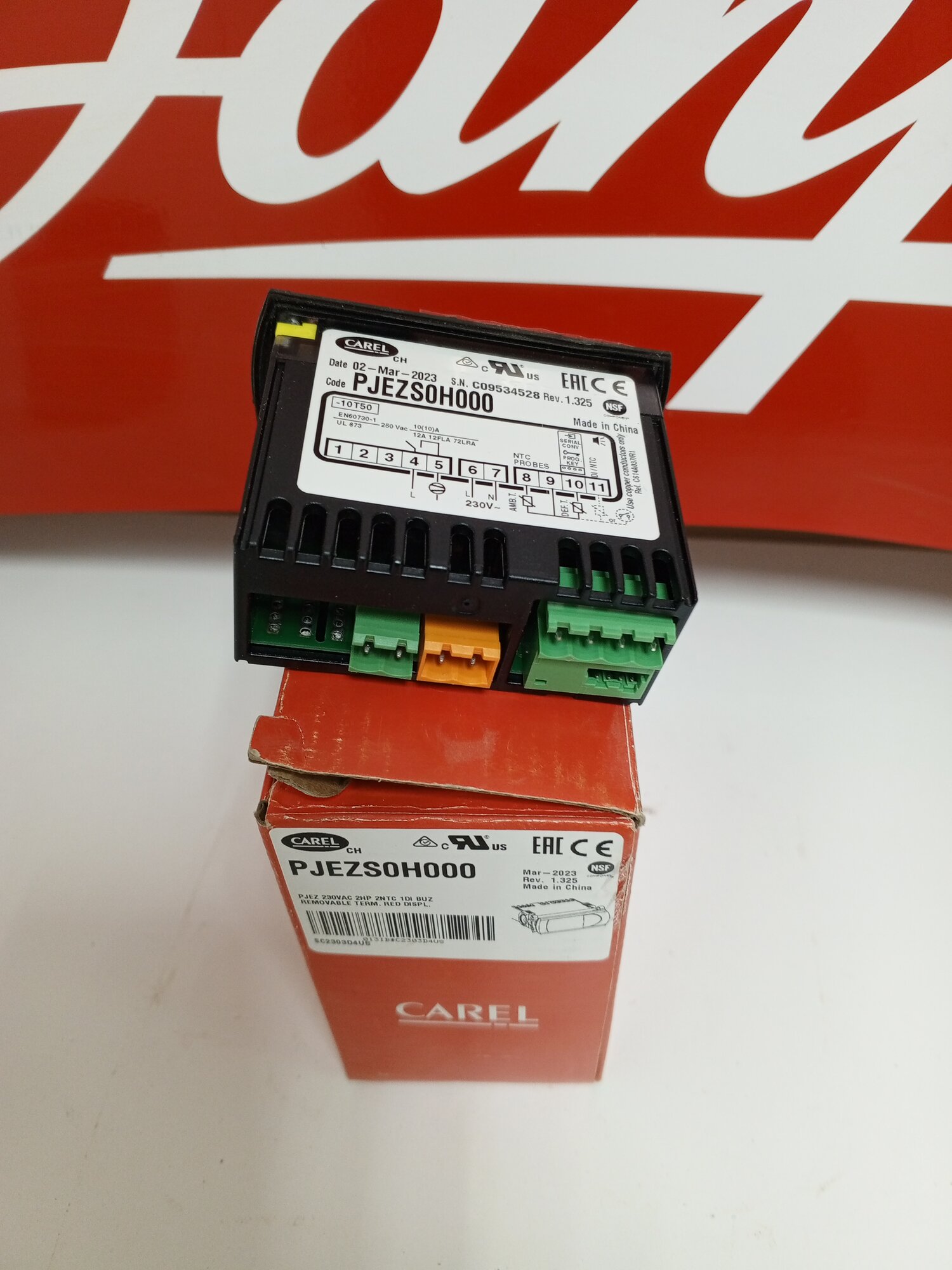 Контроллер Carel PJEZS0H000, для холодильника, выносной термодатчик, черный