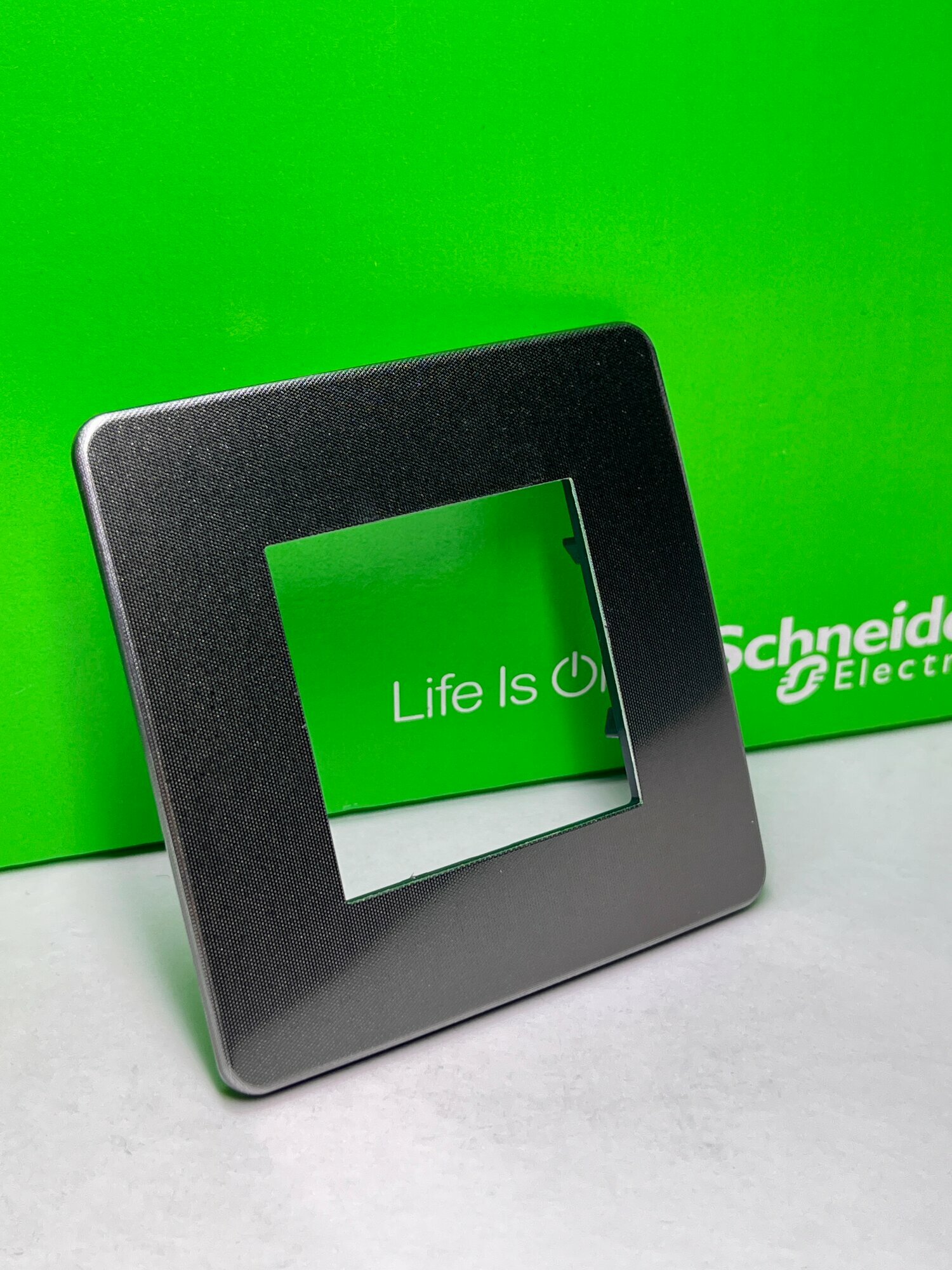 Рамка Unica Studio никель/антрацит Schneider Electric, NU280253