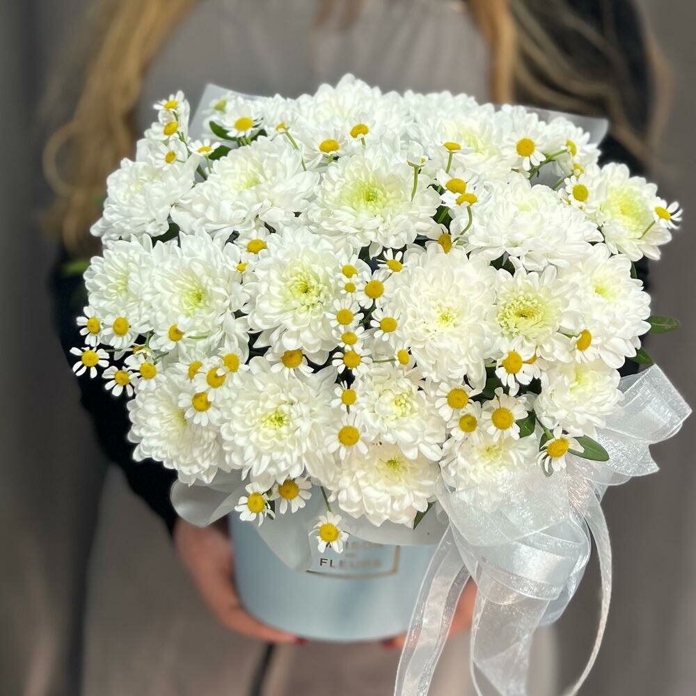Композиция облачко из ромашек и белых пушистых хризантем - римская роза