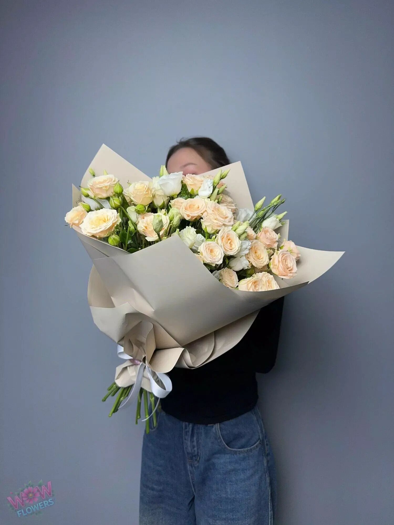 Бежевый шёпот – букет из кустовых роз и эустом в оформление с доставкой