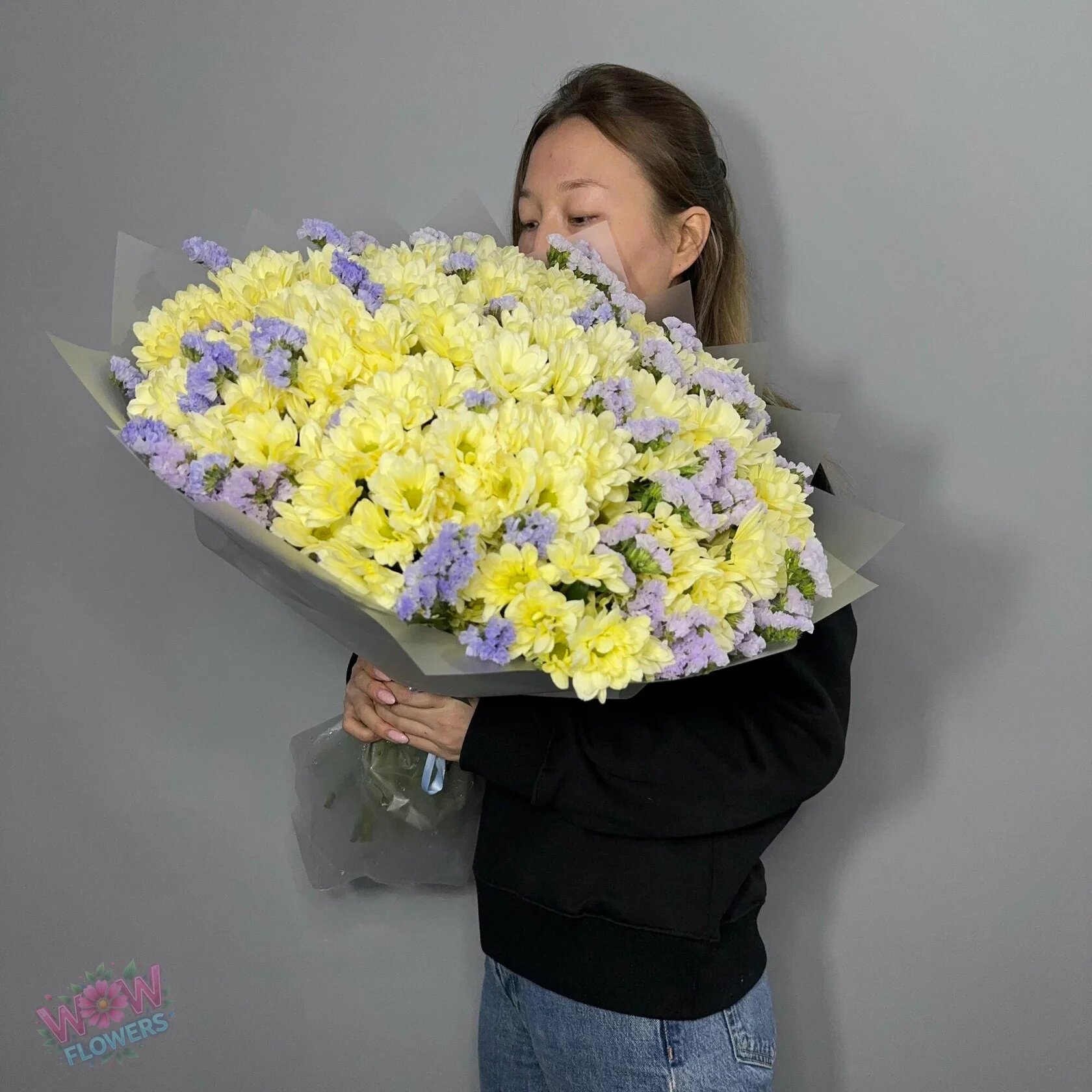 Солнечный букет из кустовых хризантем и статицы купить с доставкой