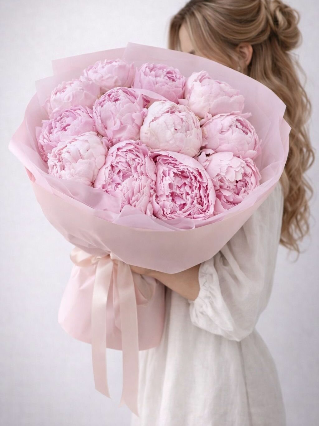 Букет из 13 Итальянских пионов