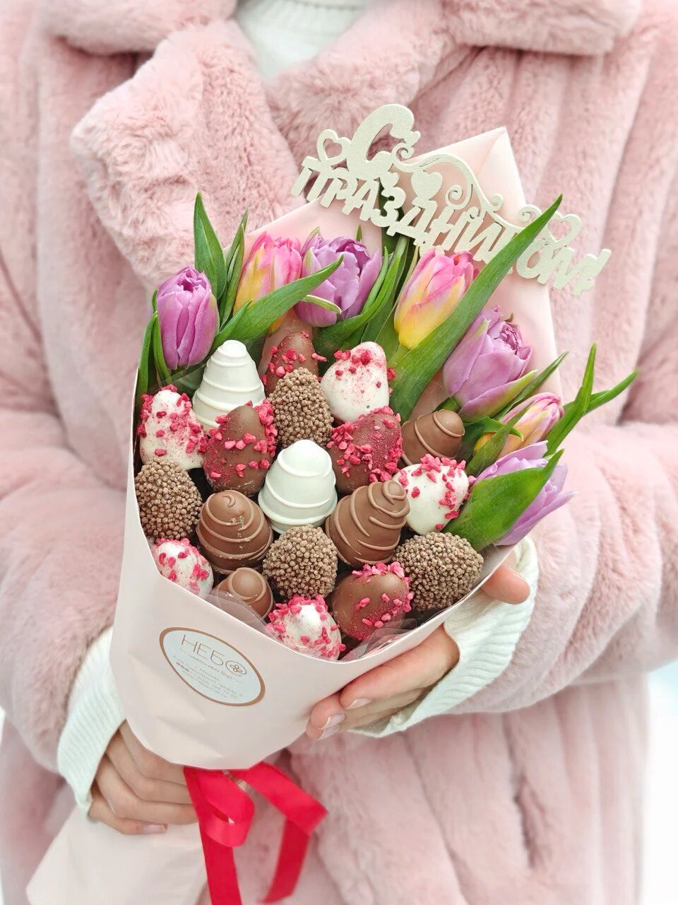 Букет с тюльпанами Romance 1, с клубникой, 300 гр, темный воздушный рис, розовый