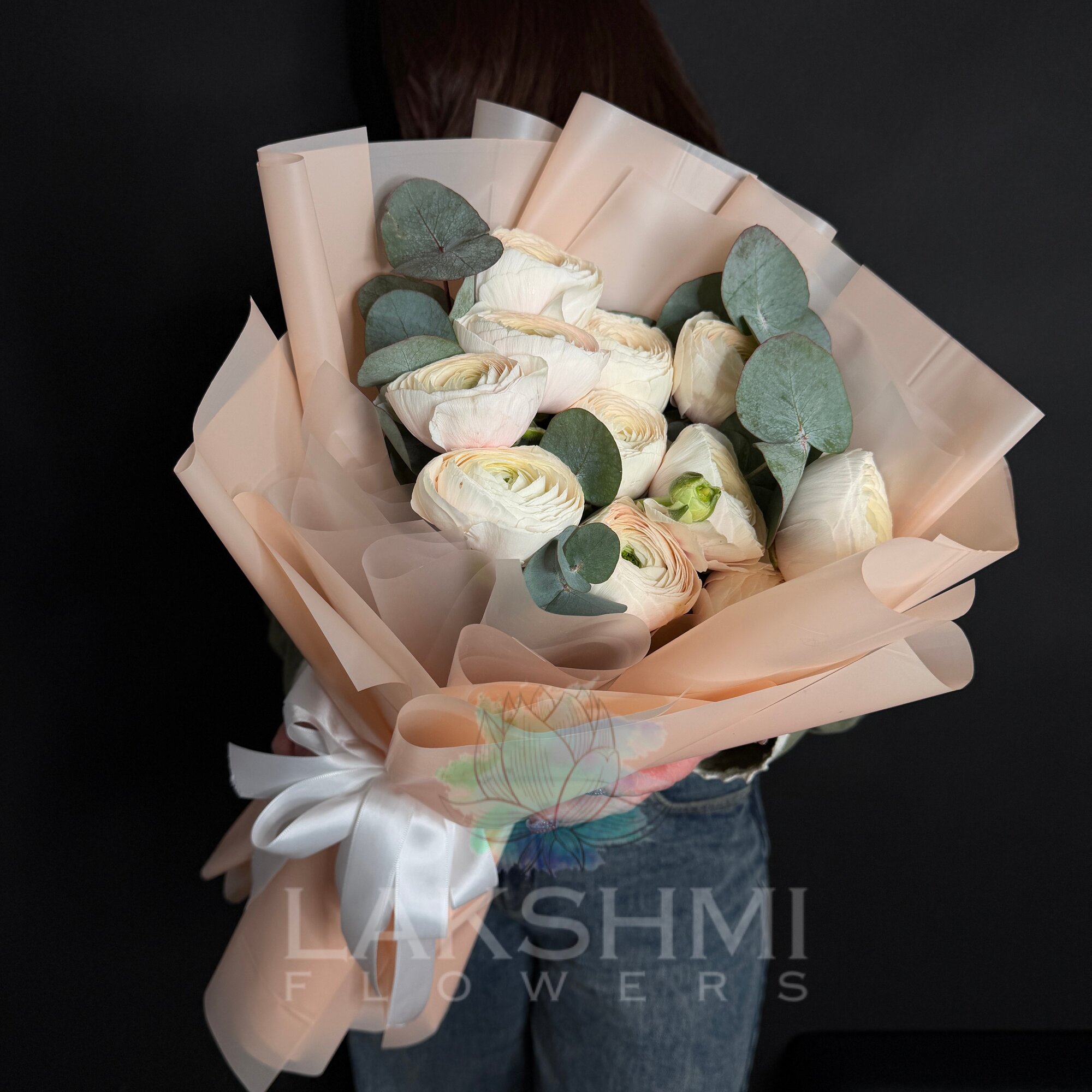 11 ранункулюсов / Букет из 11 кремовых ранункулюсов сорта «Ханой» с эвкалиптом