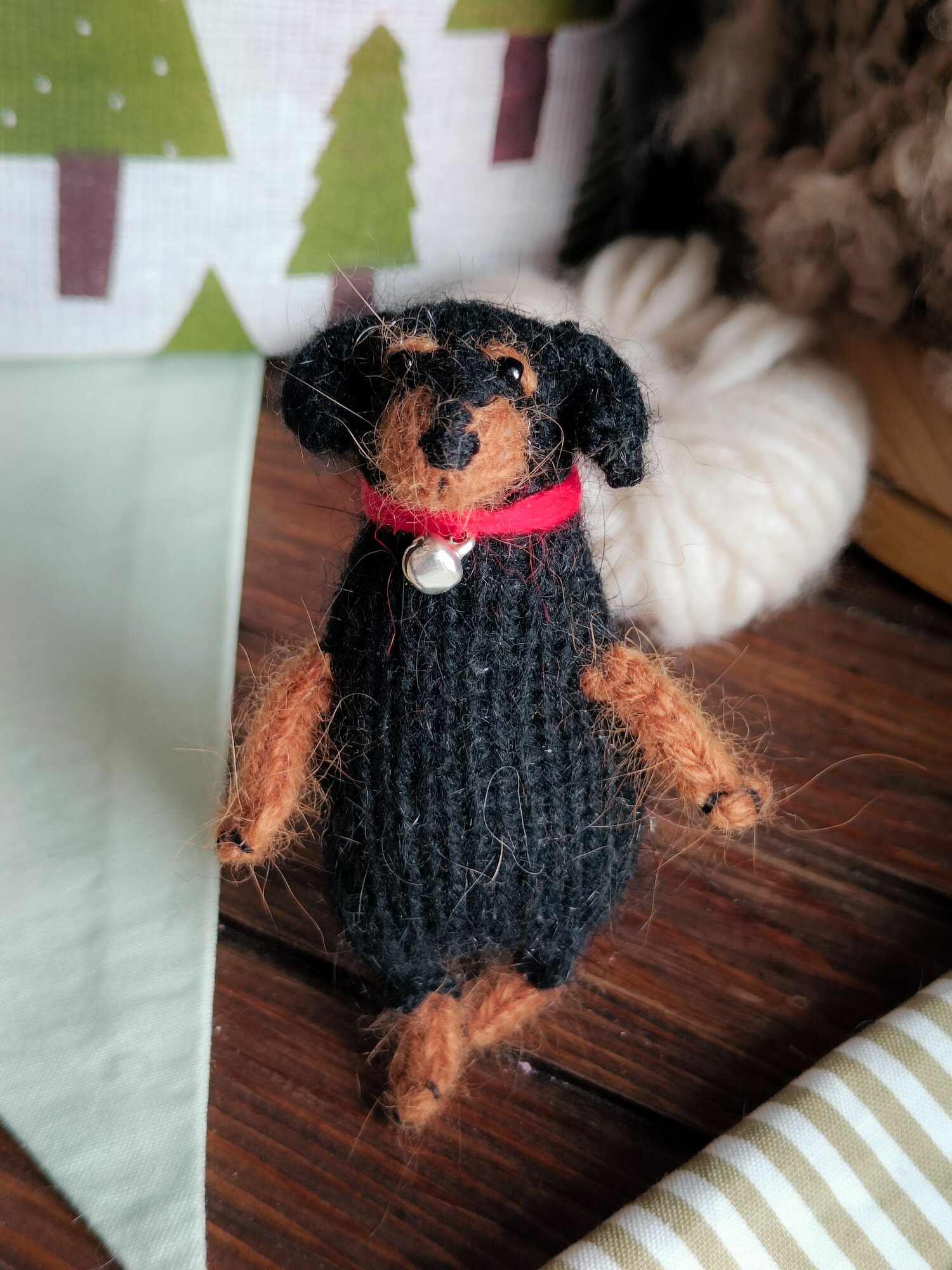 Игрушка Такса вязаная, 12-14 см, черный/коричневый с красным ошейником, ручная работа