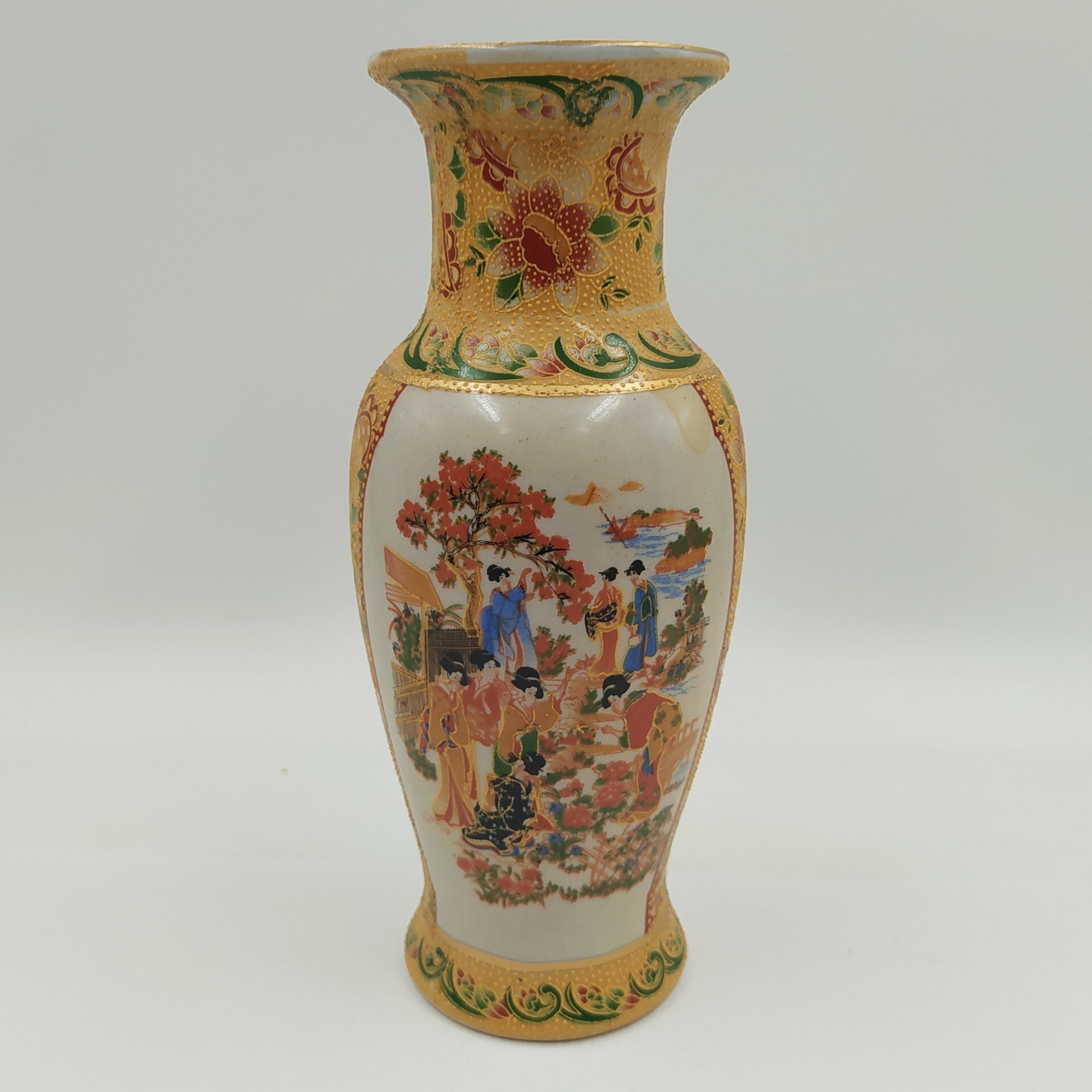 Ваза с изображением жанровых сцен и растительным декором, фарфор, печать