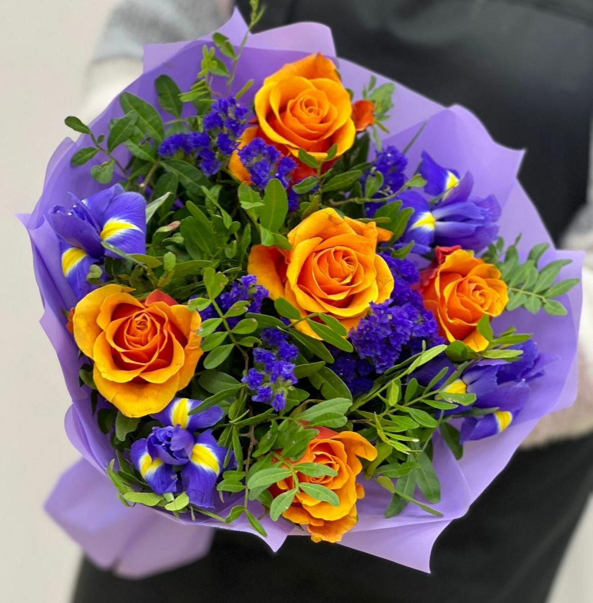 Ароматная весна . Букет из роз ярких, с ирисами , со статицей и фисташкой . Солнечный контрастный букет подойдет на любой праздник !