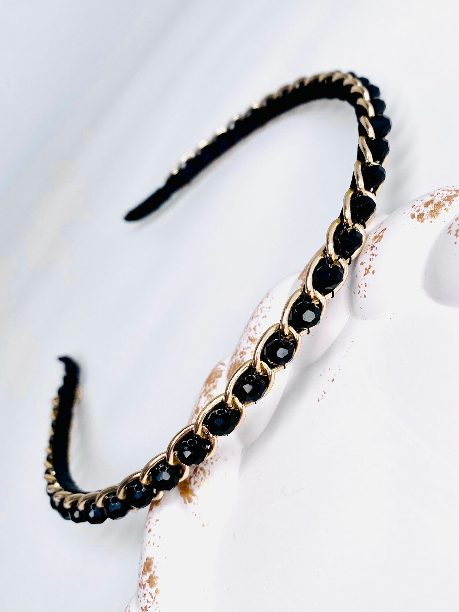 Ободок для волос с черными кристаллами и золотым плетением, женский аксессуар