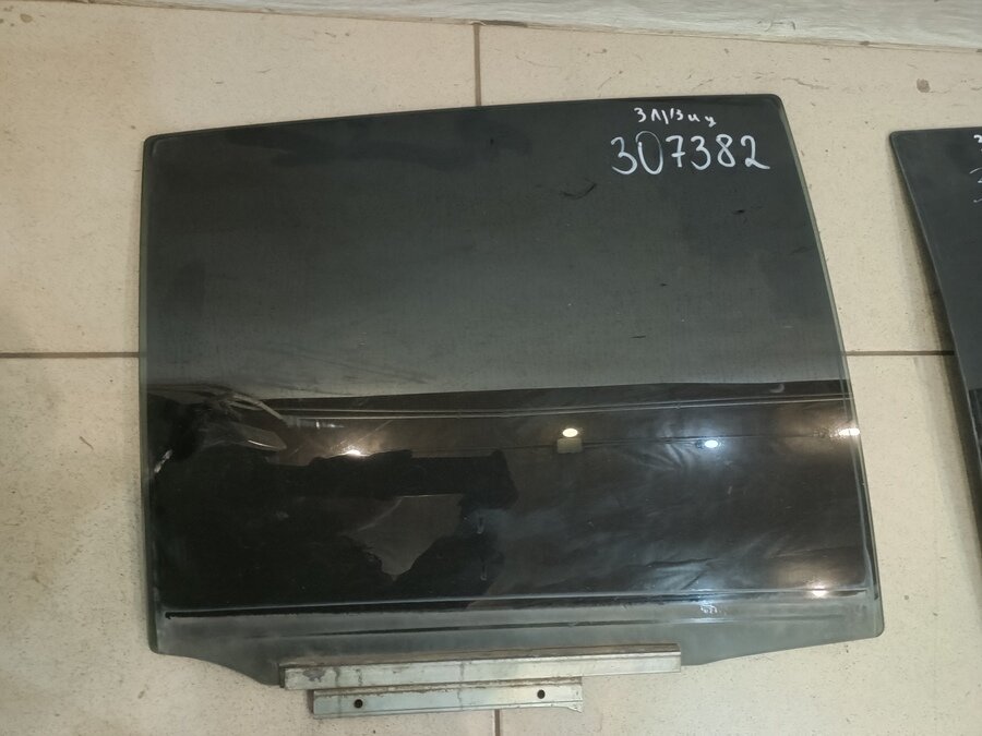 Стекло двери задней правой от Toyota Vitz 2005-2010