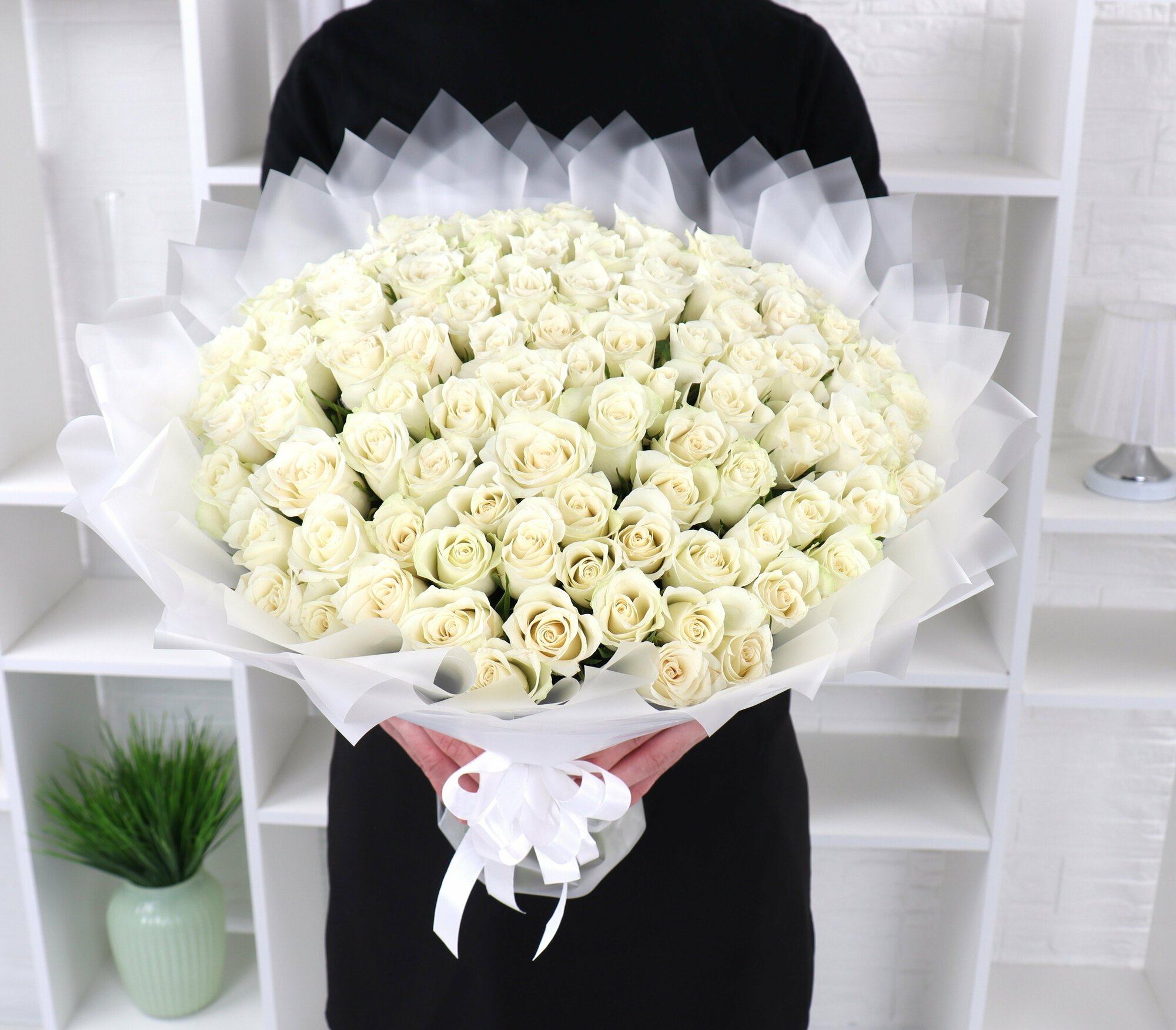 Монобукет THE FLOREAL белая роза 101 штука, высота 40 см, с бантом