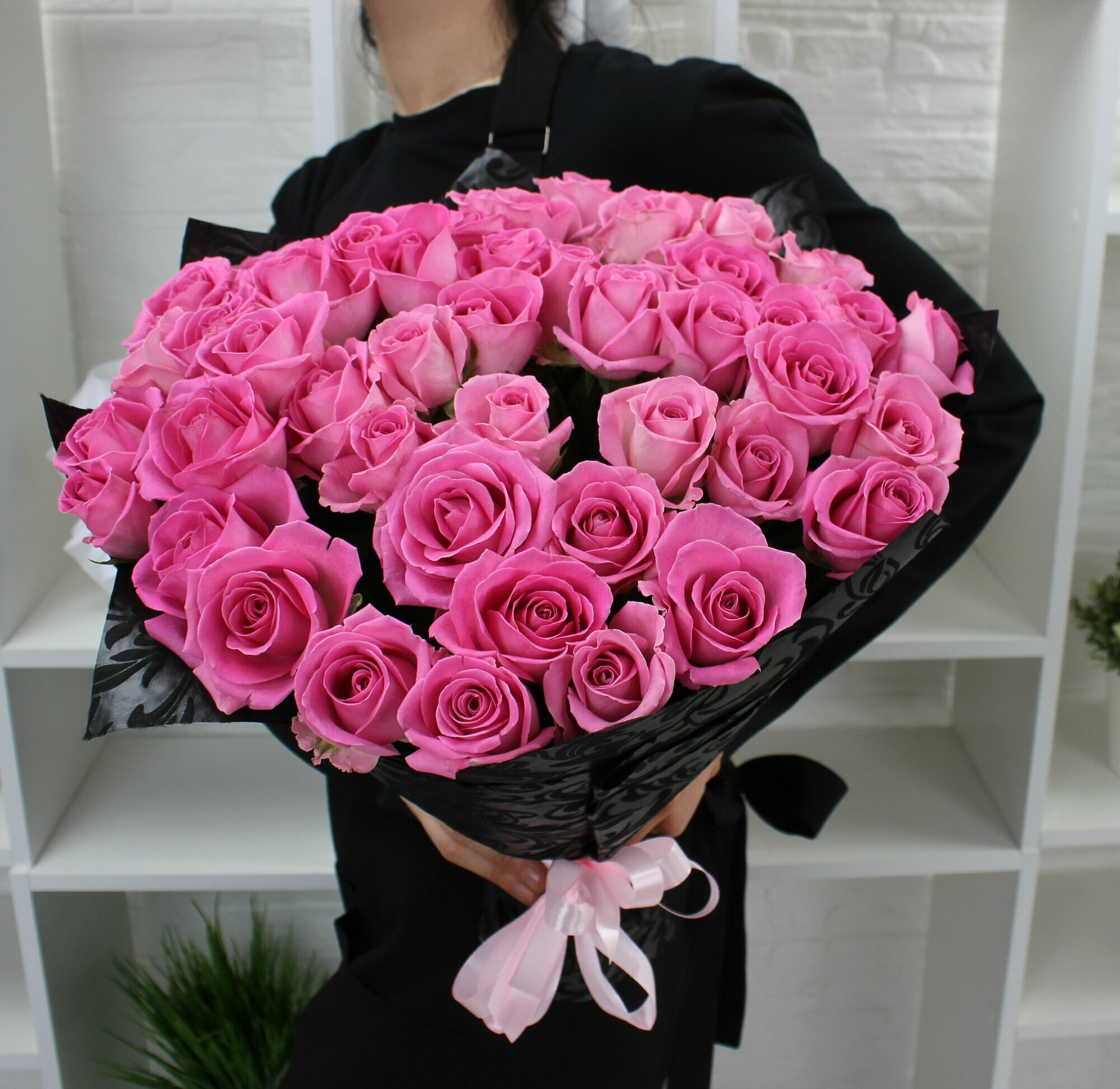 Монобукет THE FLOREAL розовая роза 51 штука, высота 40 см, с бантом