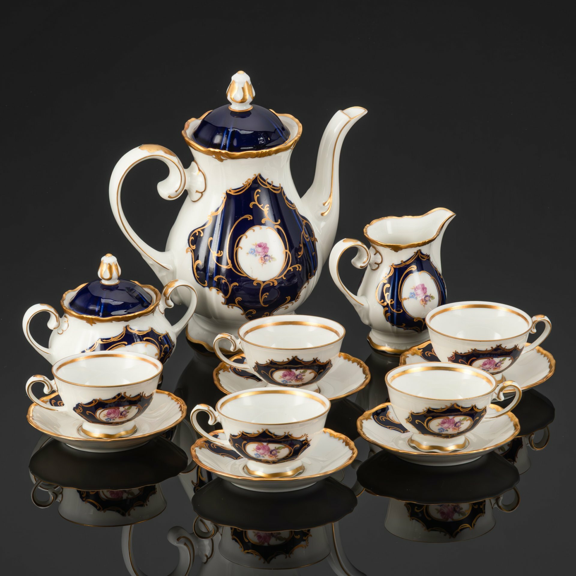 Сервиз кофейный в бело-синей гамме с цветочным декором в резервах