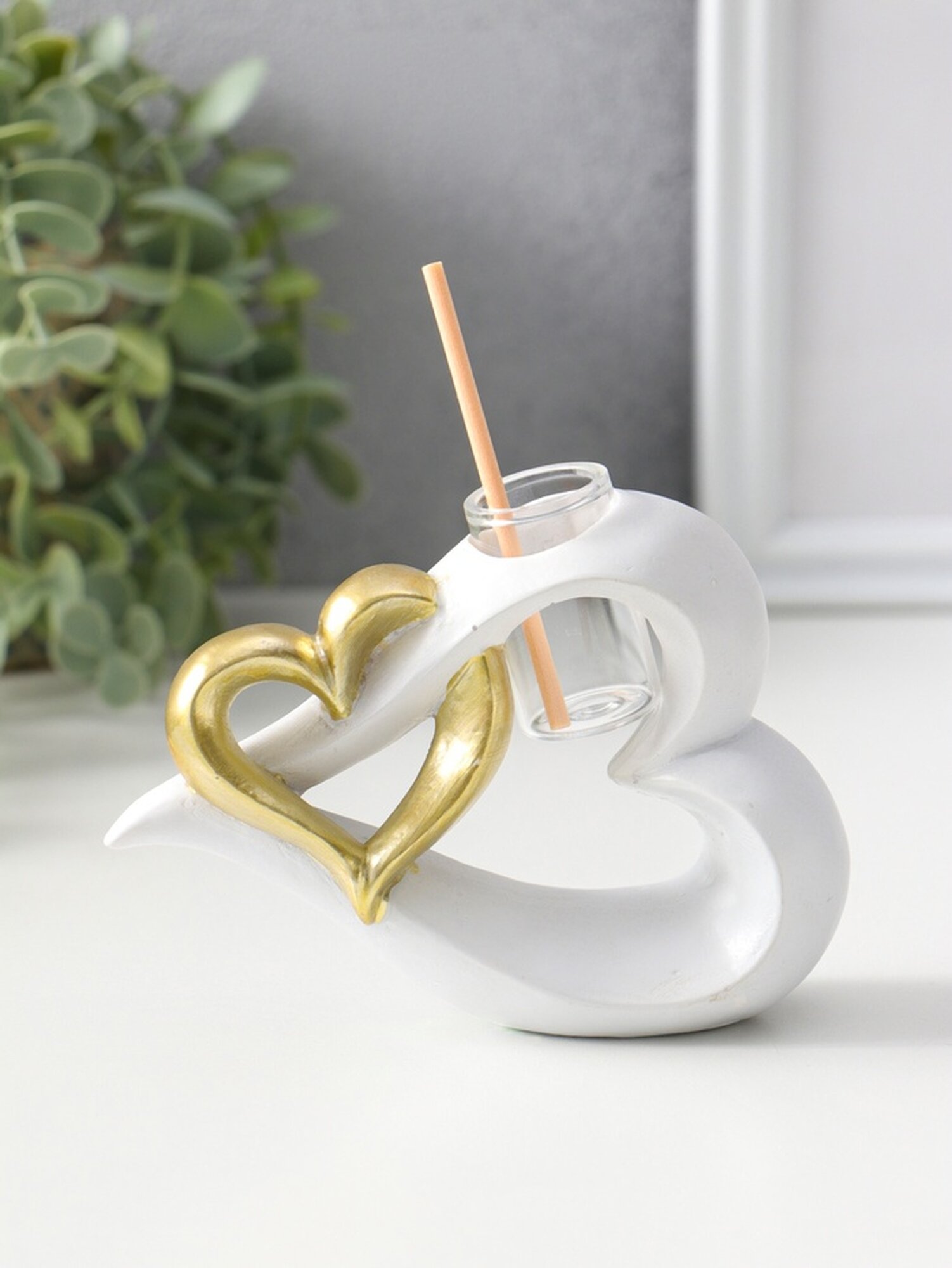 Аромадиффузор для эфирных масел с палочками «Сплетённые сердца», полистоун, белый с золотом, 4.7×12.3×9 см